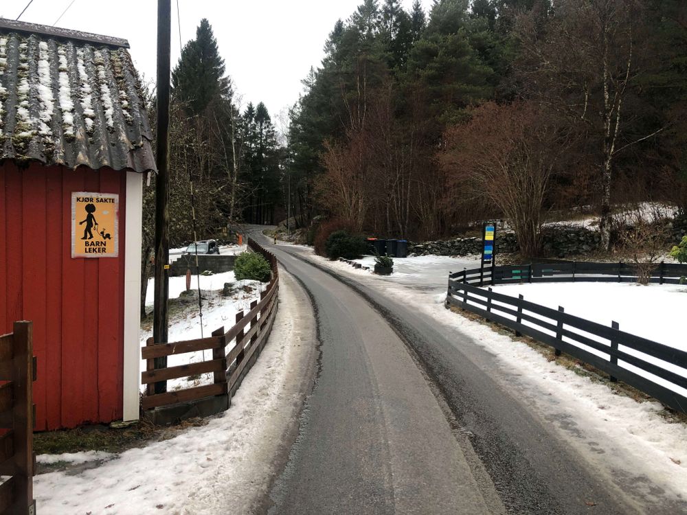 På denne kommunale «kjerrevegen» på Ådland passerer det nesten tusen ... På denne kommunale «kjerrevegen» på Ådland passerer det nesten tusen ...