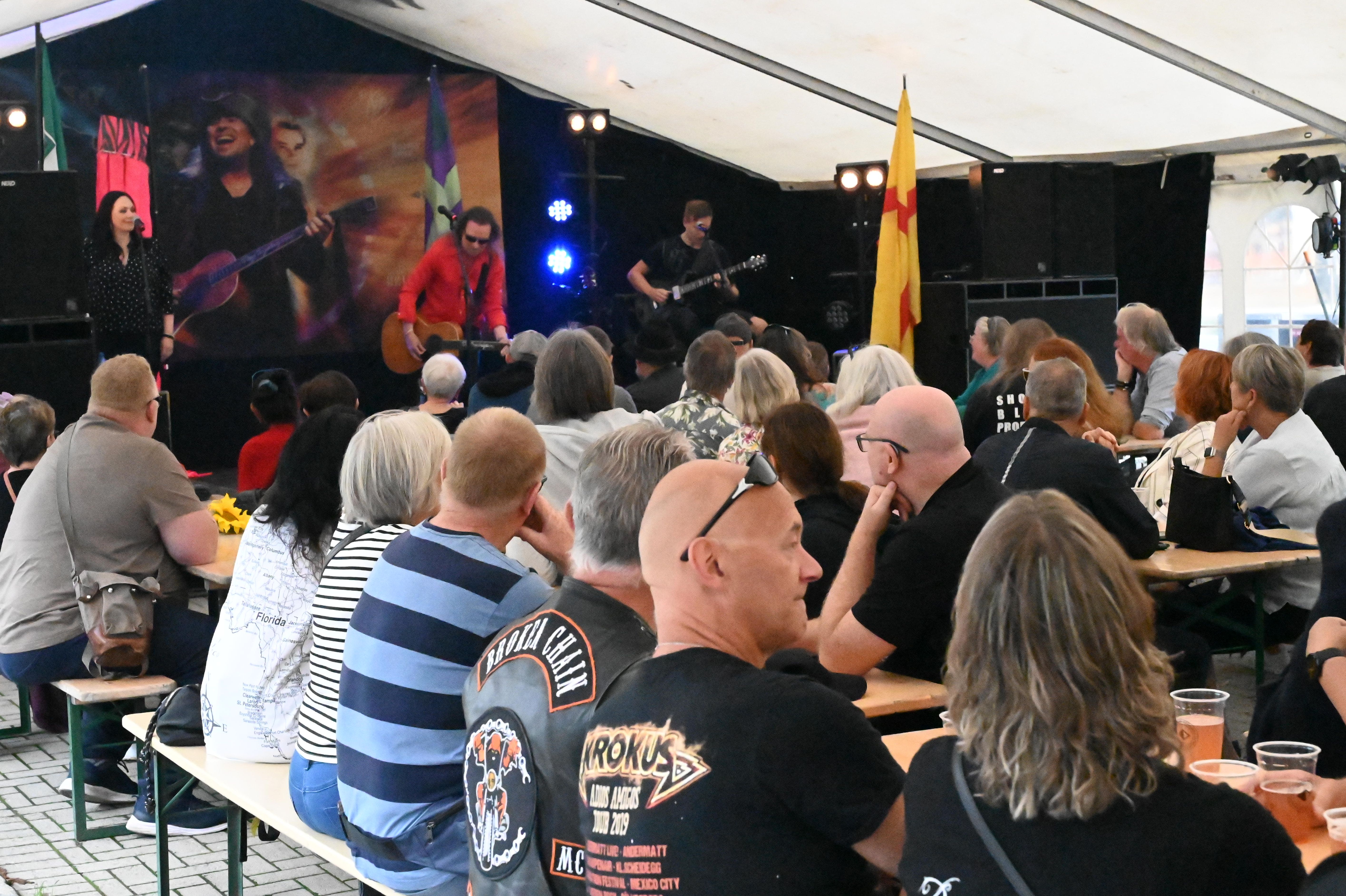 Fotballkamp, konsert og festival - slik går det med utestedene i helga ...