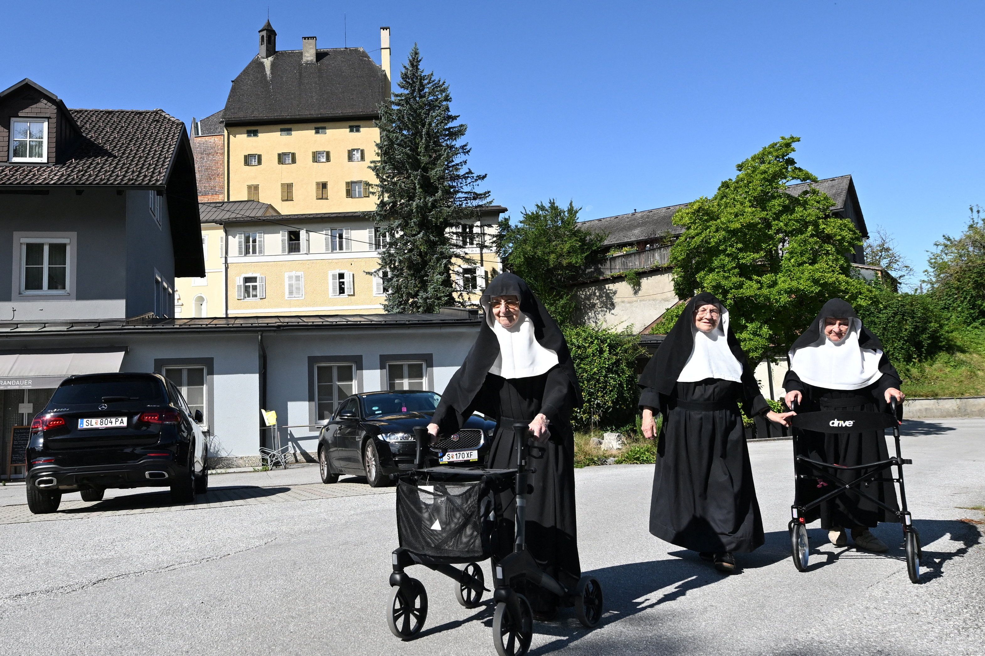 Nonner på rømmen okkuperer kloster i Østerrike - adressa.no