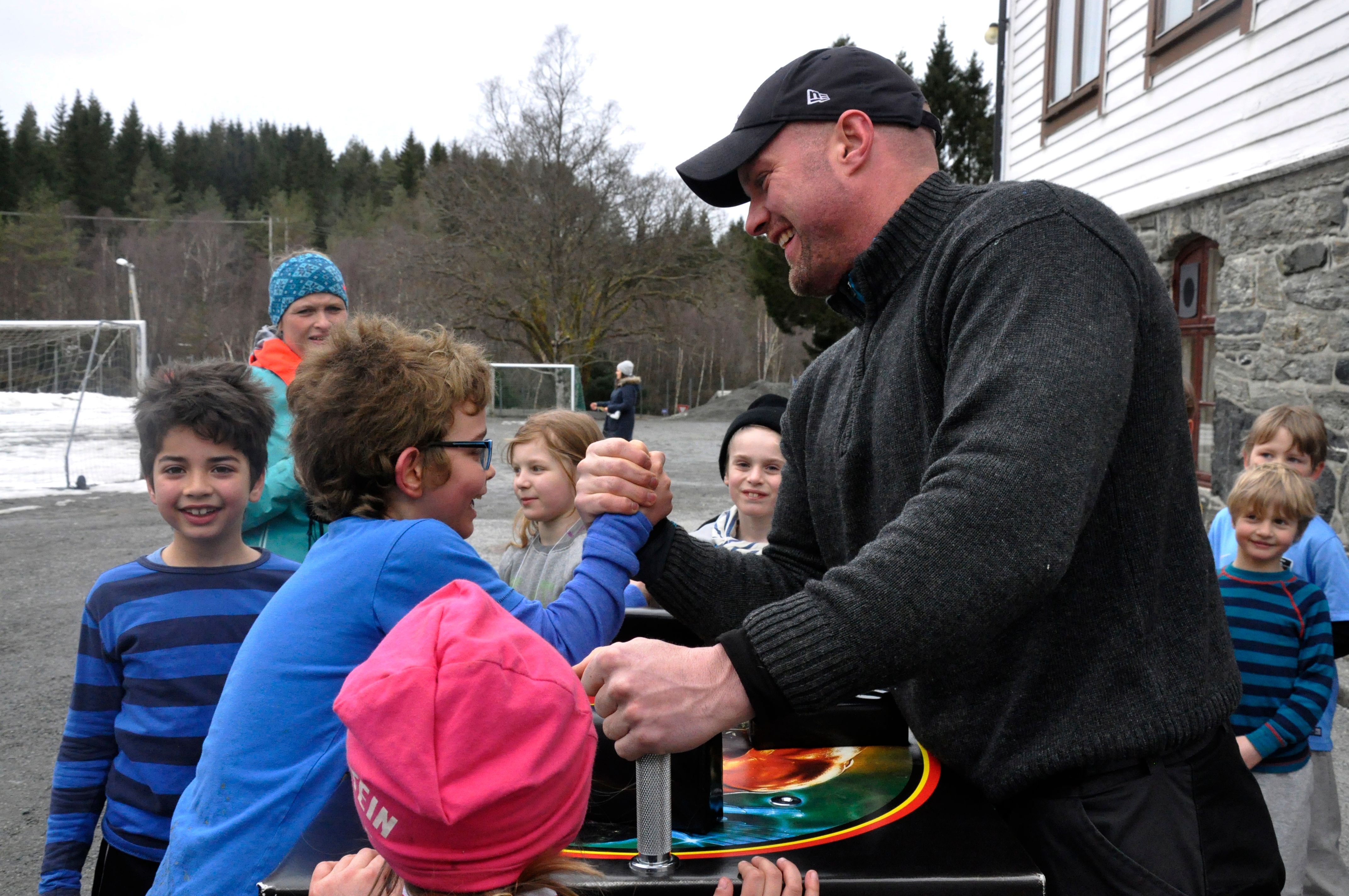 Strongman Lars Rørbakken viste musklar for elevane - strilen.no