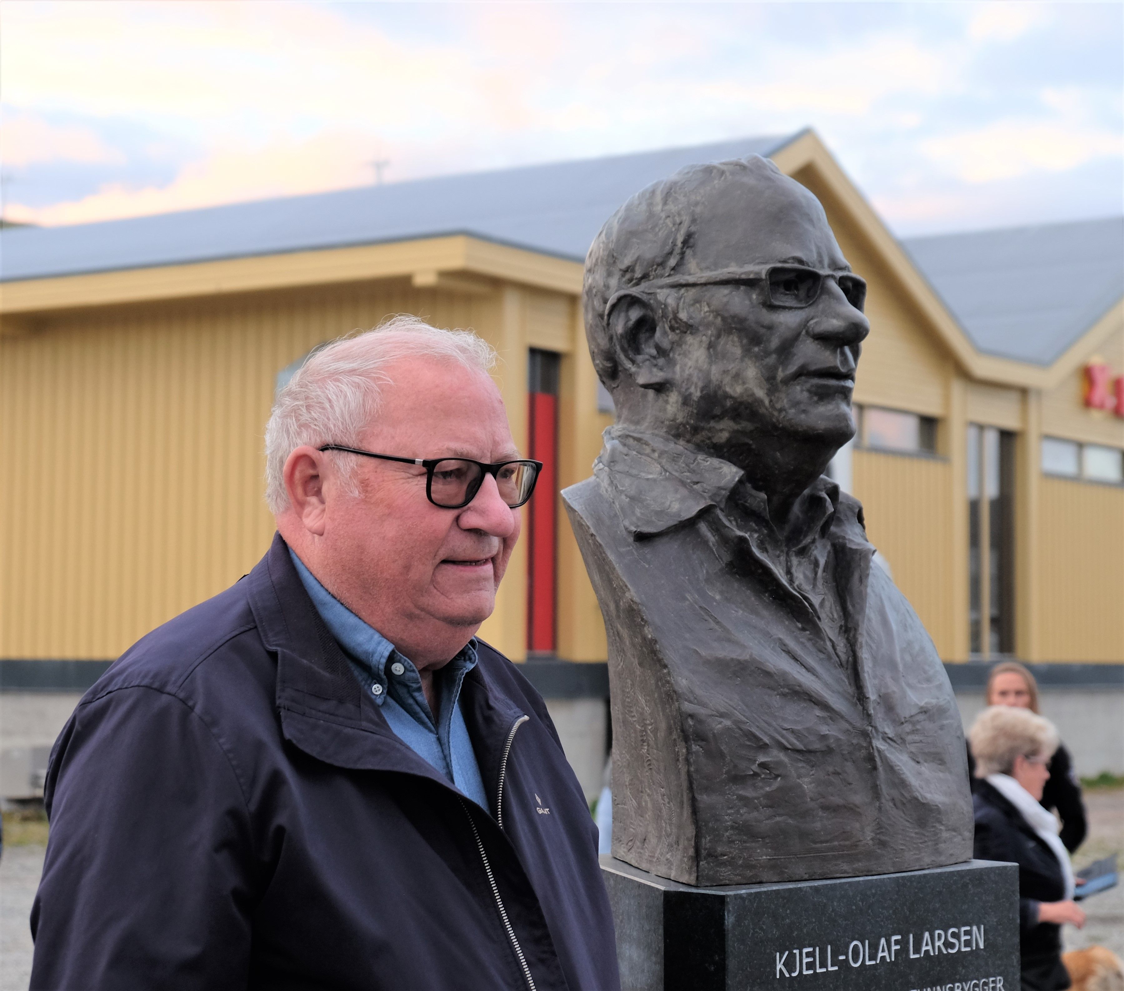 Hyllet Kjell-Olaf med egen byste - kystogfjord.no