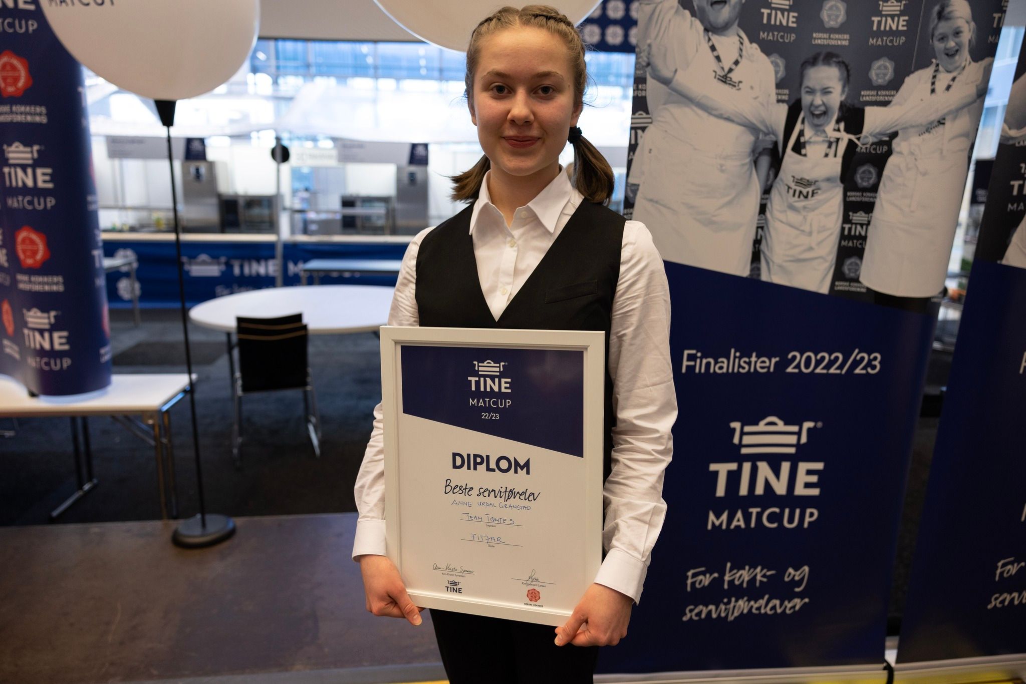 Anne (17) vann pris for beste servitør: – Eg visste ikkje om eg gjorde ...