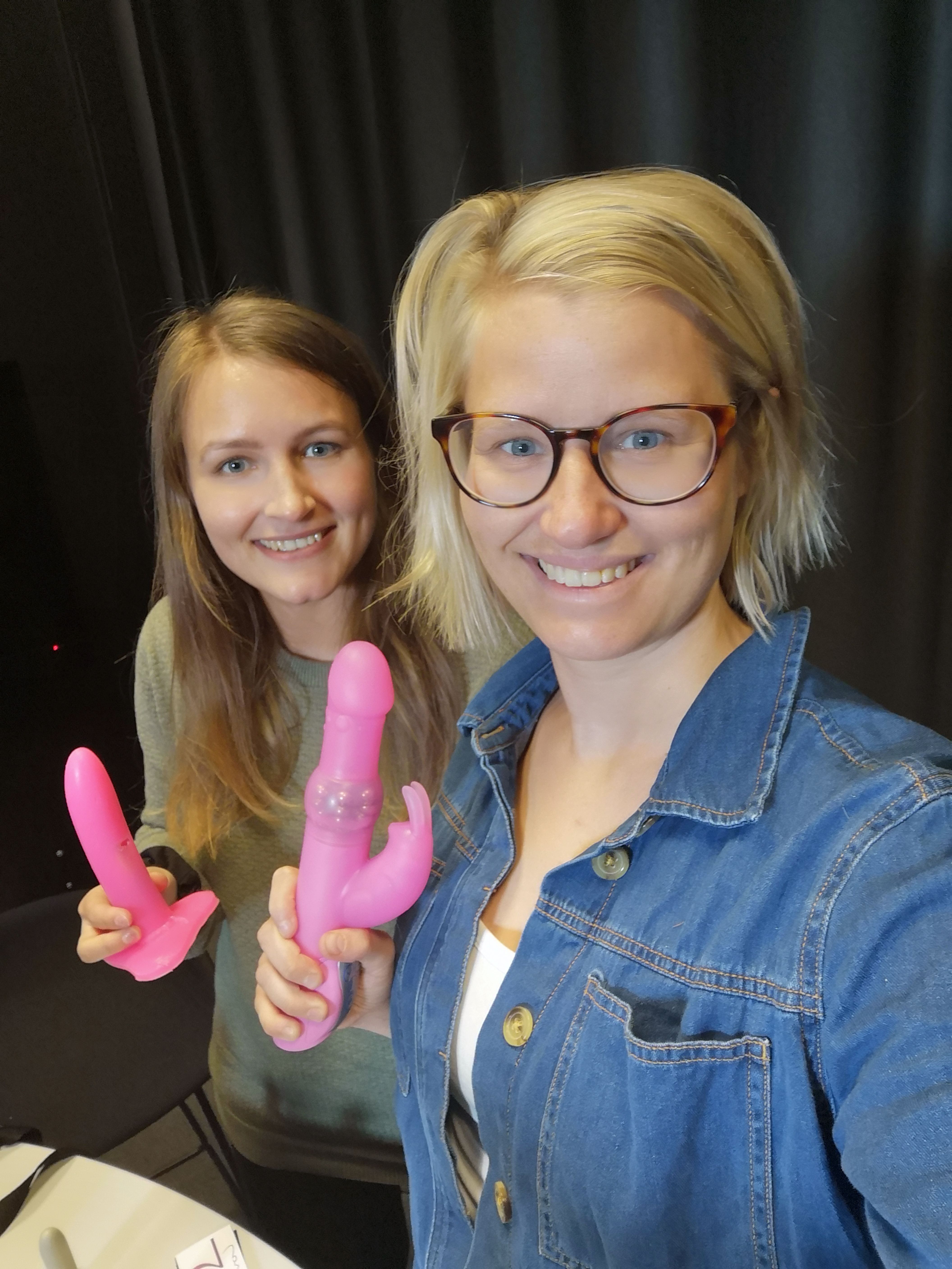 Singelkrisa-Marie har besøk av dildodesigner Katja (25): - Vil lage noe som kan gjøre livet til ...