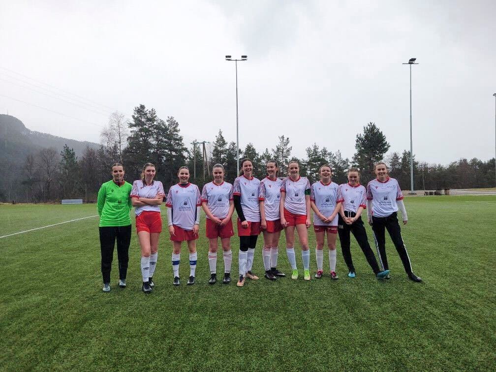 Knallstart for Masfjord/Gulen sine fotballdamer - strilen.no