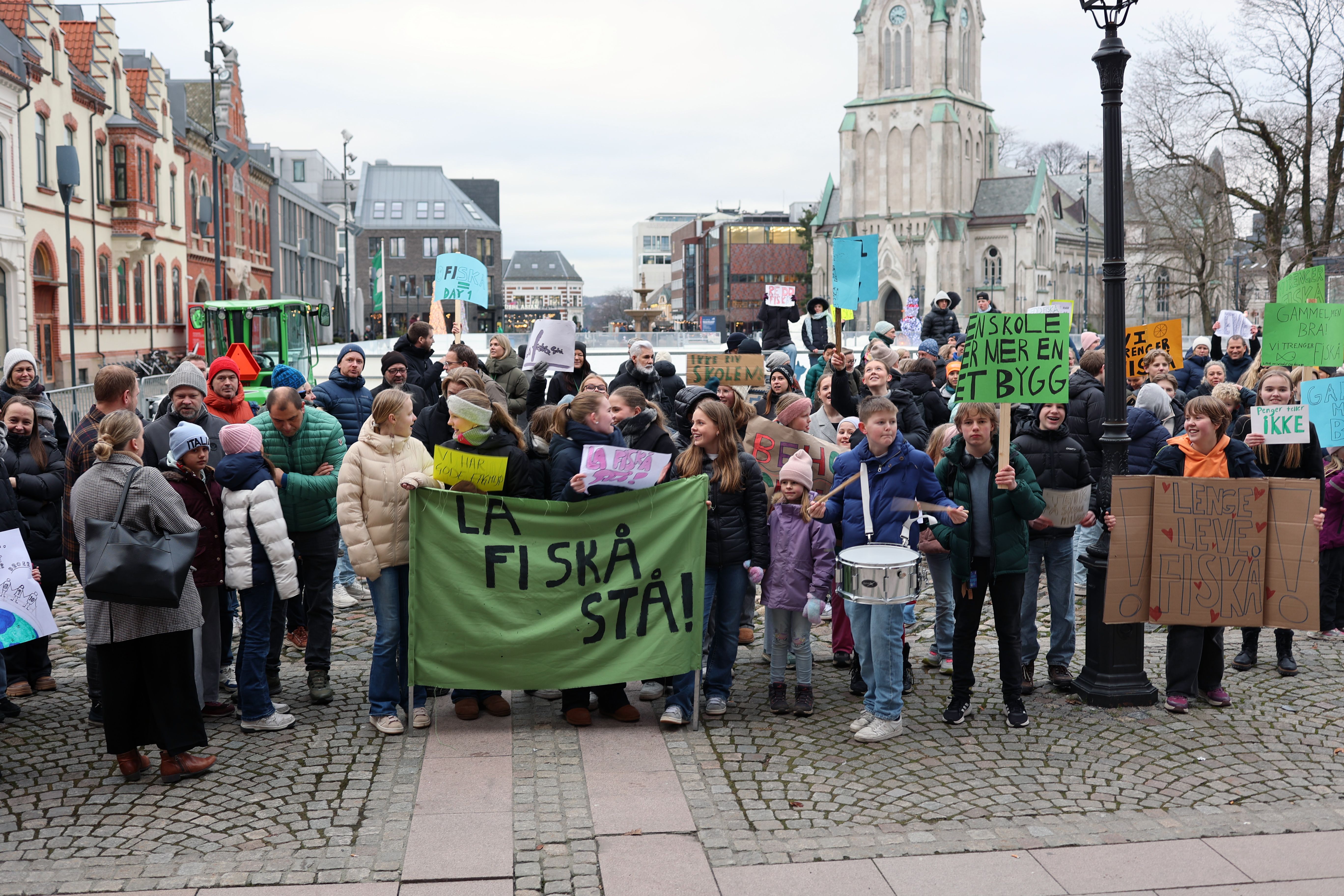 Demon­stre­rer uten­for bysty­ret: – Ikke til barnas beste - fvn.no