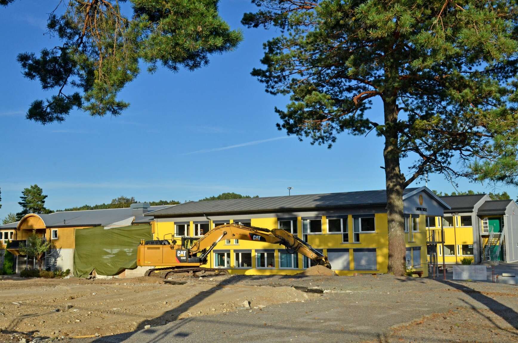 Nå er gamle Landvik skole borte vekk - gat.no