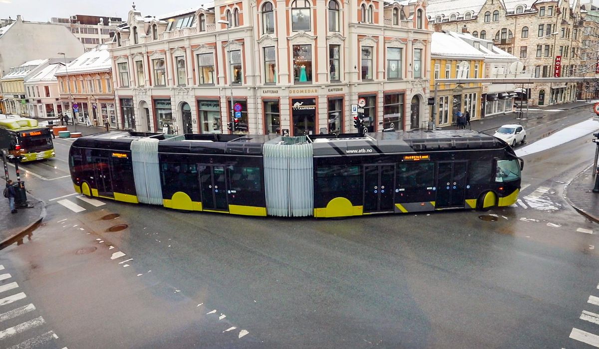 Den nye metrobussen vakte oppsikt i sentrumsgatene på første prøvetur ... Den nye metrobussen vakte oppsikt i sentrumsgatene på første prøvetur ...