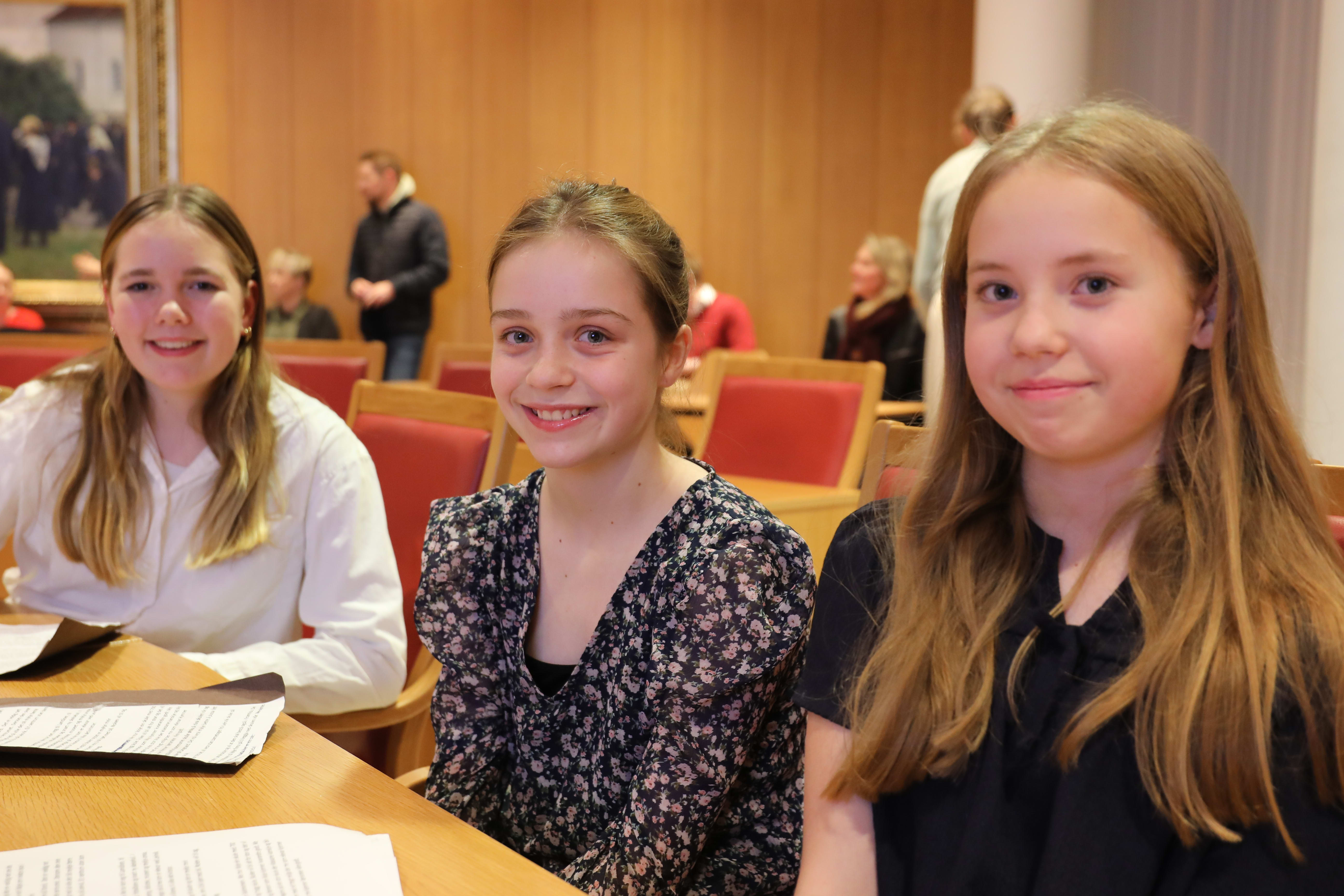 Frida, Elida og Thea vil ikkje slå saman Langeland og Leirvik ...