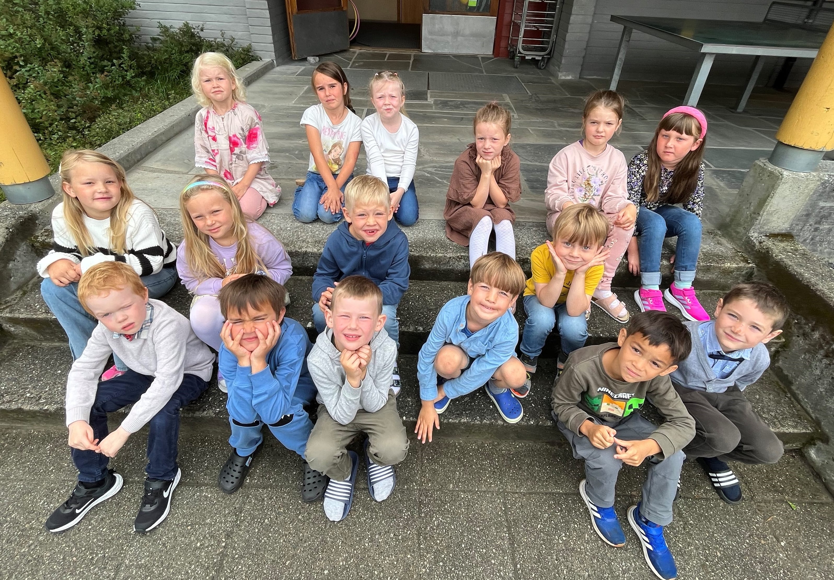 16 elevar i første klasse ved Hjelle skule - fjordabladet.no