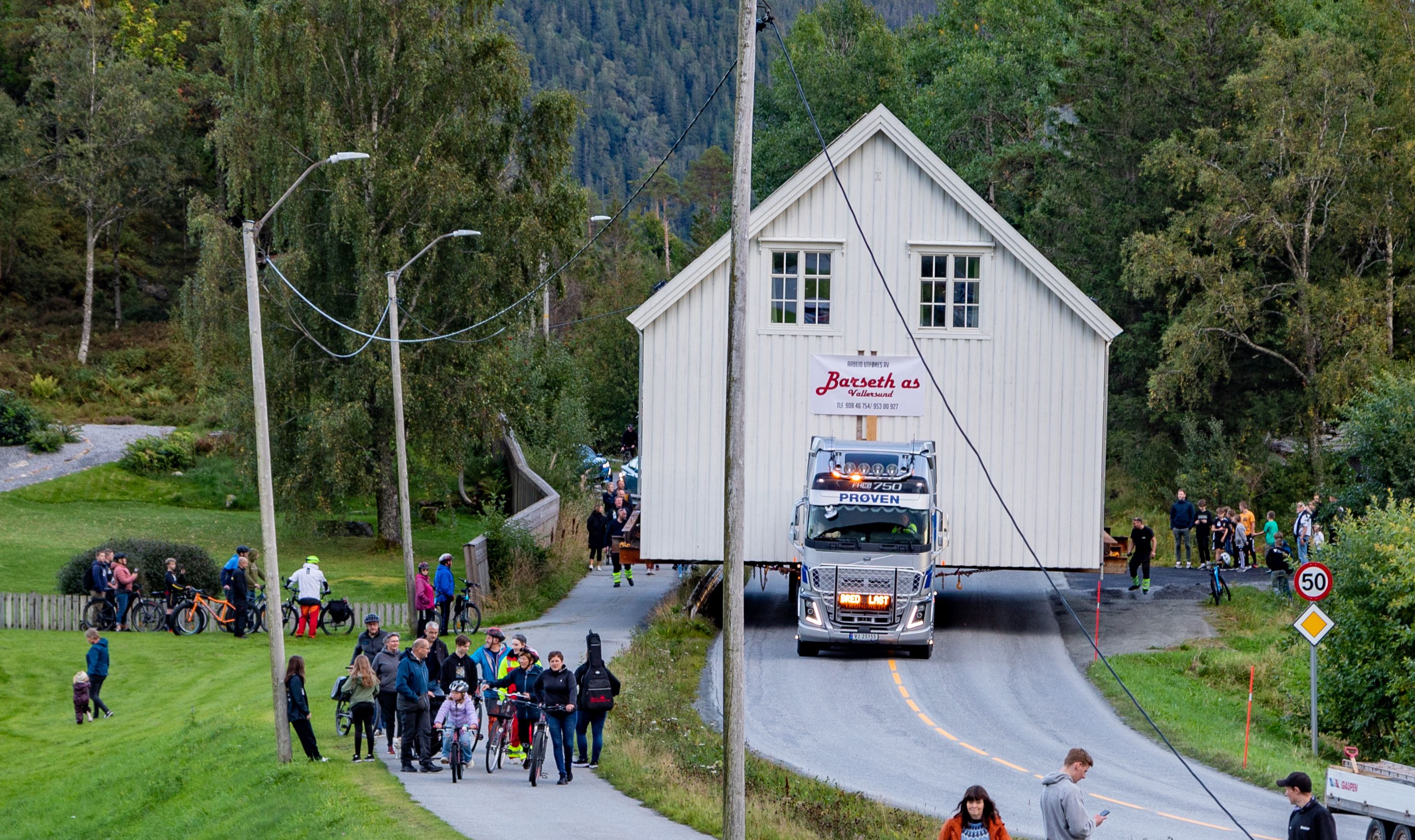 Her flyttes det gamle skolebygget langs veien: – Det viste seg at ...