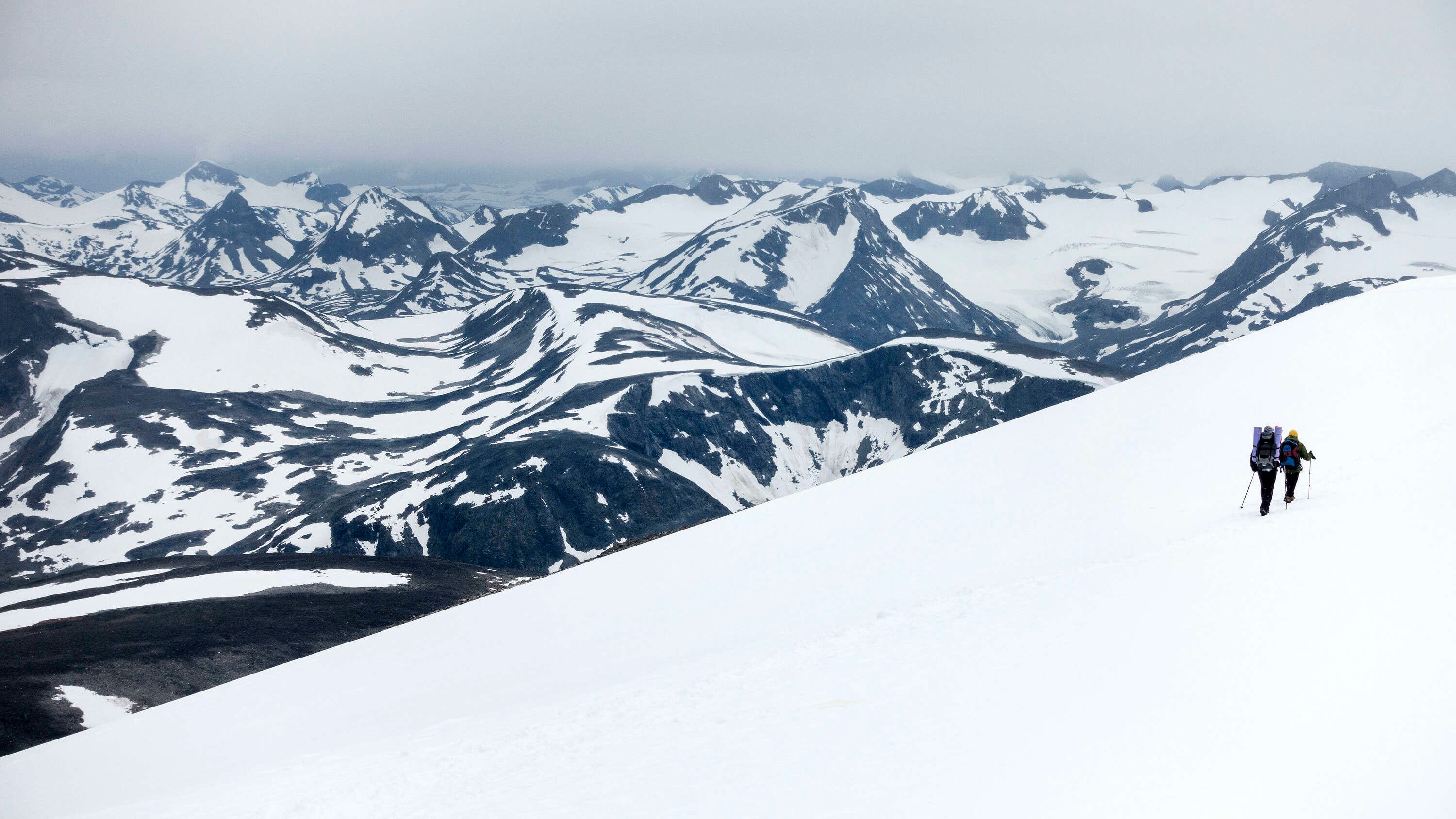 Snøskredfare stenger veier og får Røde Kors til å advare skigåere ...