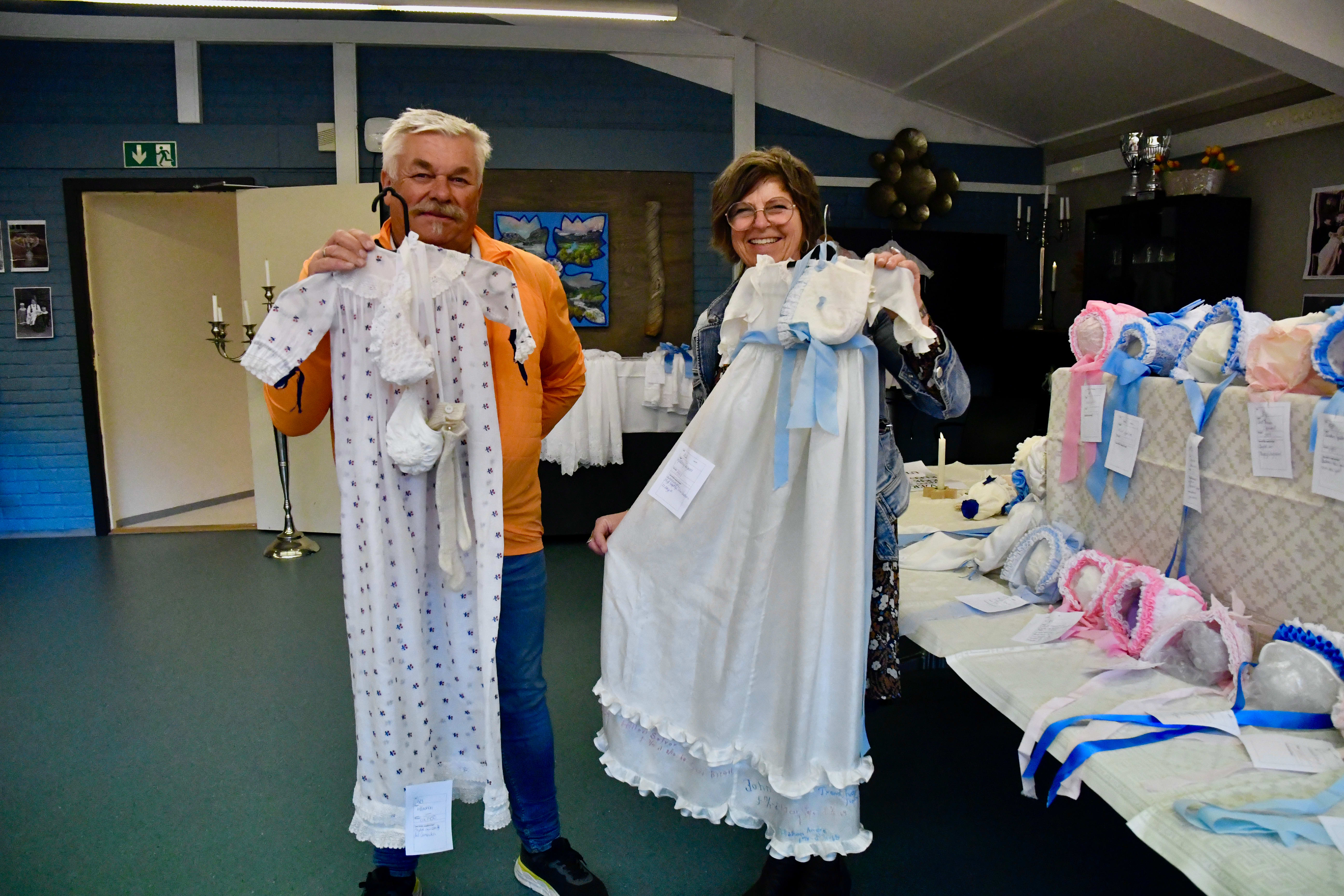 Stor utstilling av dåpskjolar: – Tanta mi sende stoff frå Amerika ...