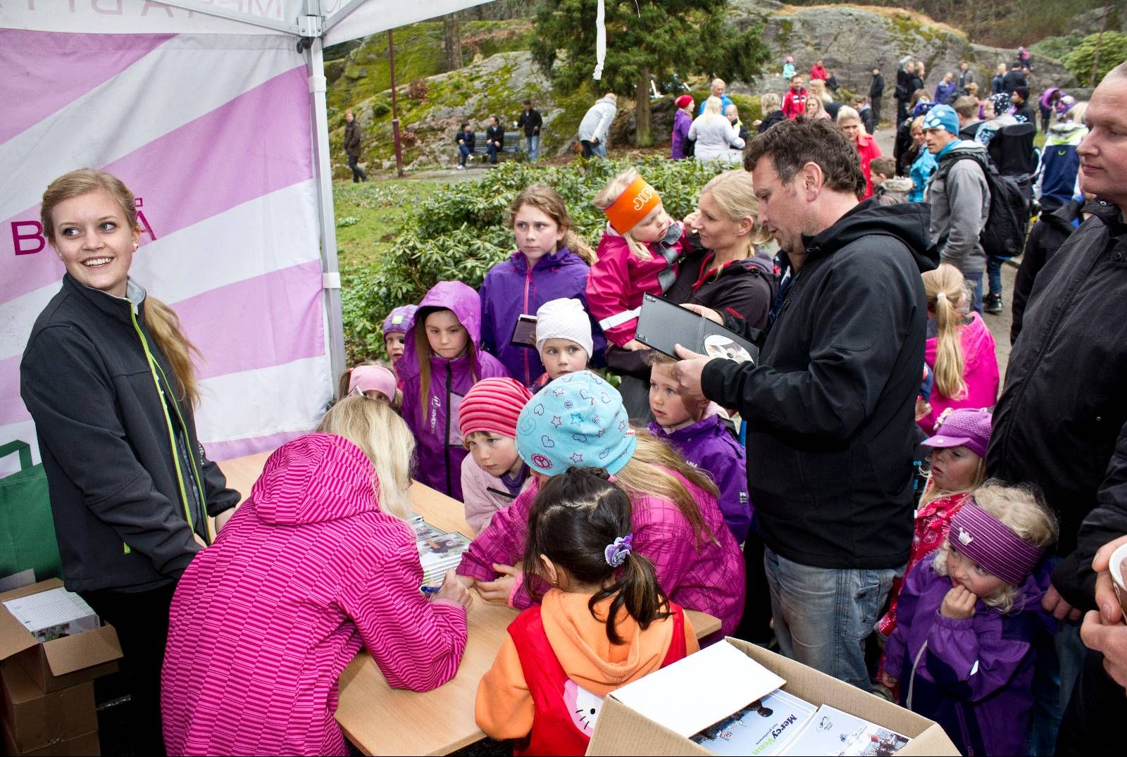 I kø for å få Frides autograf - fvn.no