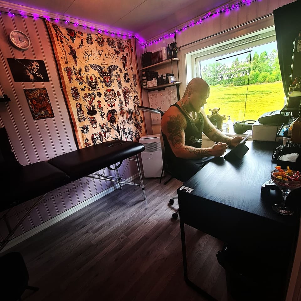 Trond Arve (36) er selvlært: – Jeg tok den første tatoveringa på mitt ...