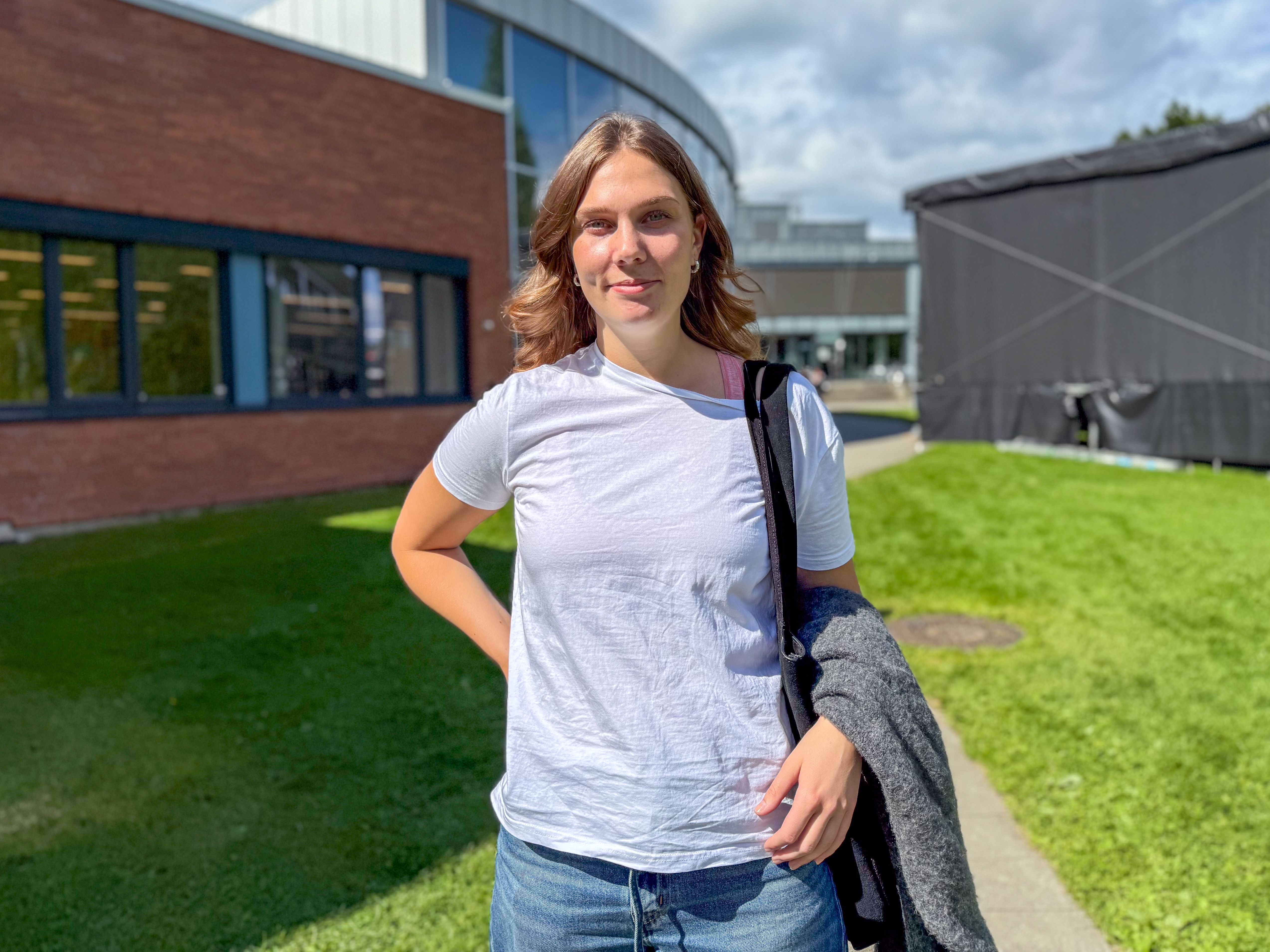 Nora (25): – Jeg bor på fami­liehytta for å få det til å gå rundt ...