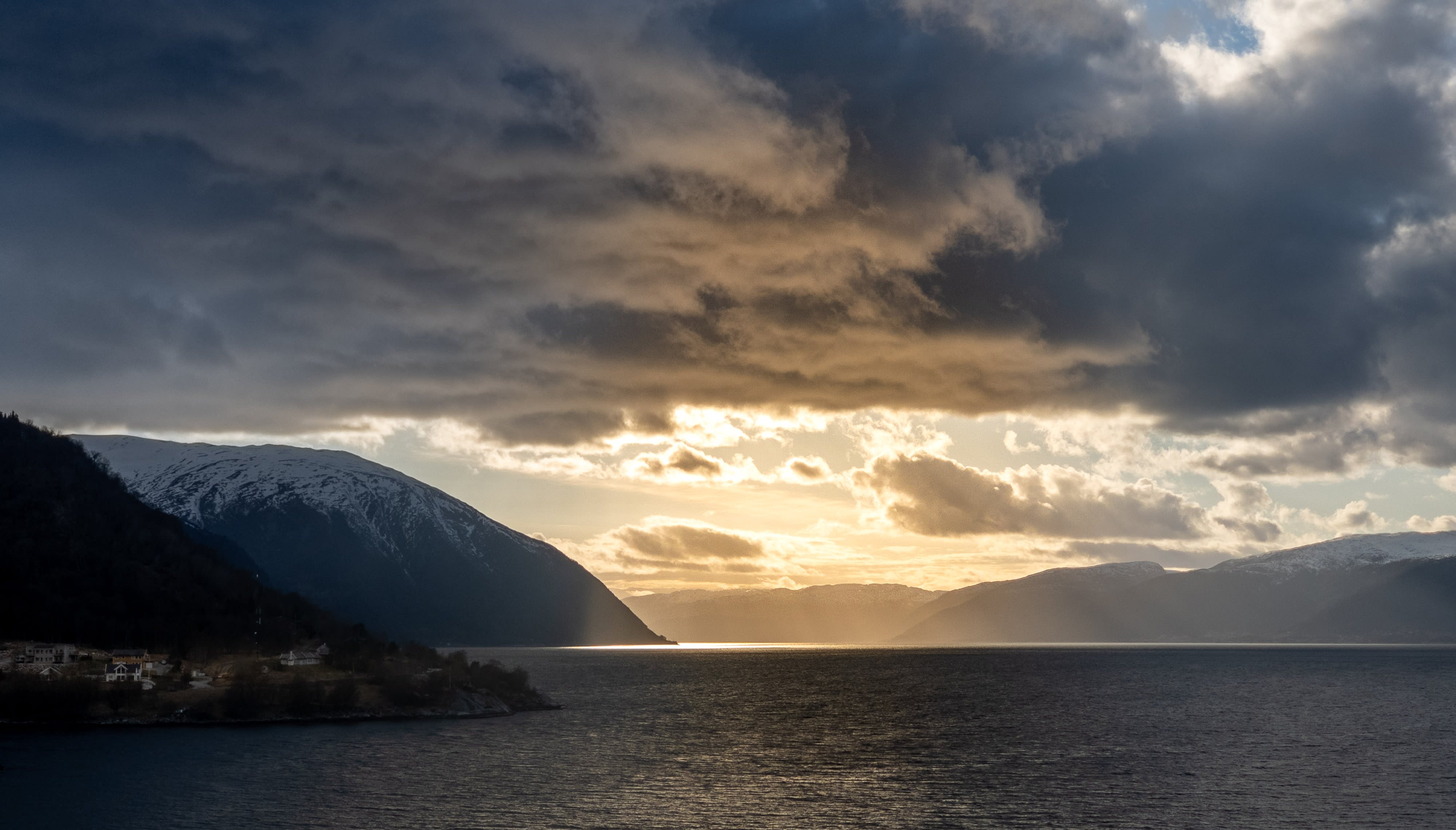 Vêret til veka: Frå sterk kuling og regn til nesten 20 grader og sol ...