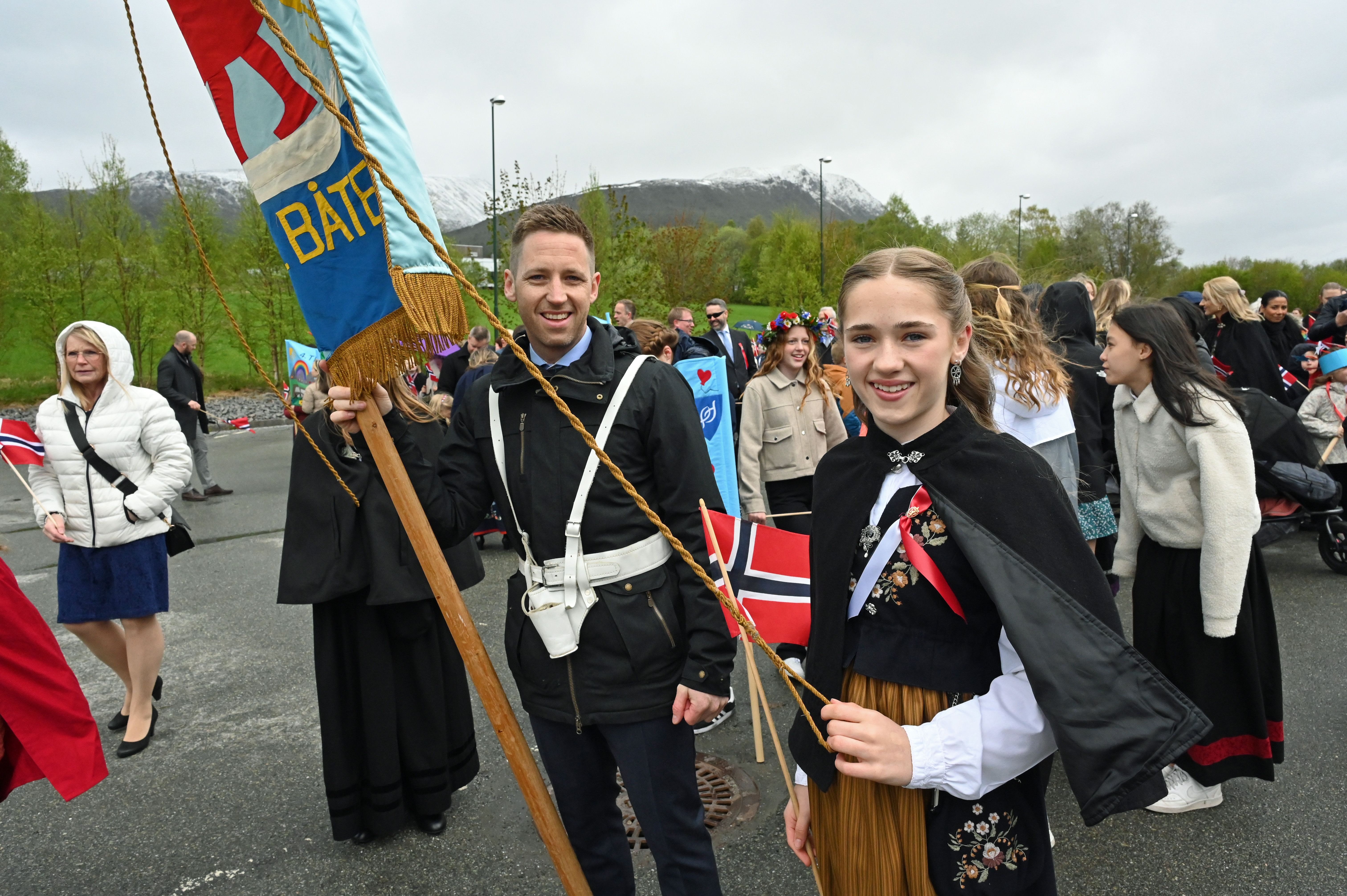 Iben (13) hadde flere viktige oppgaver 17. mai - rbnett.no
