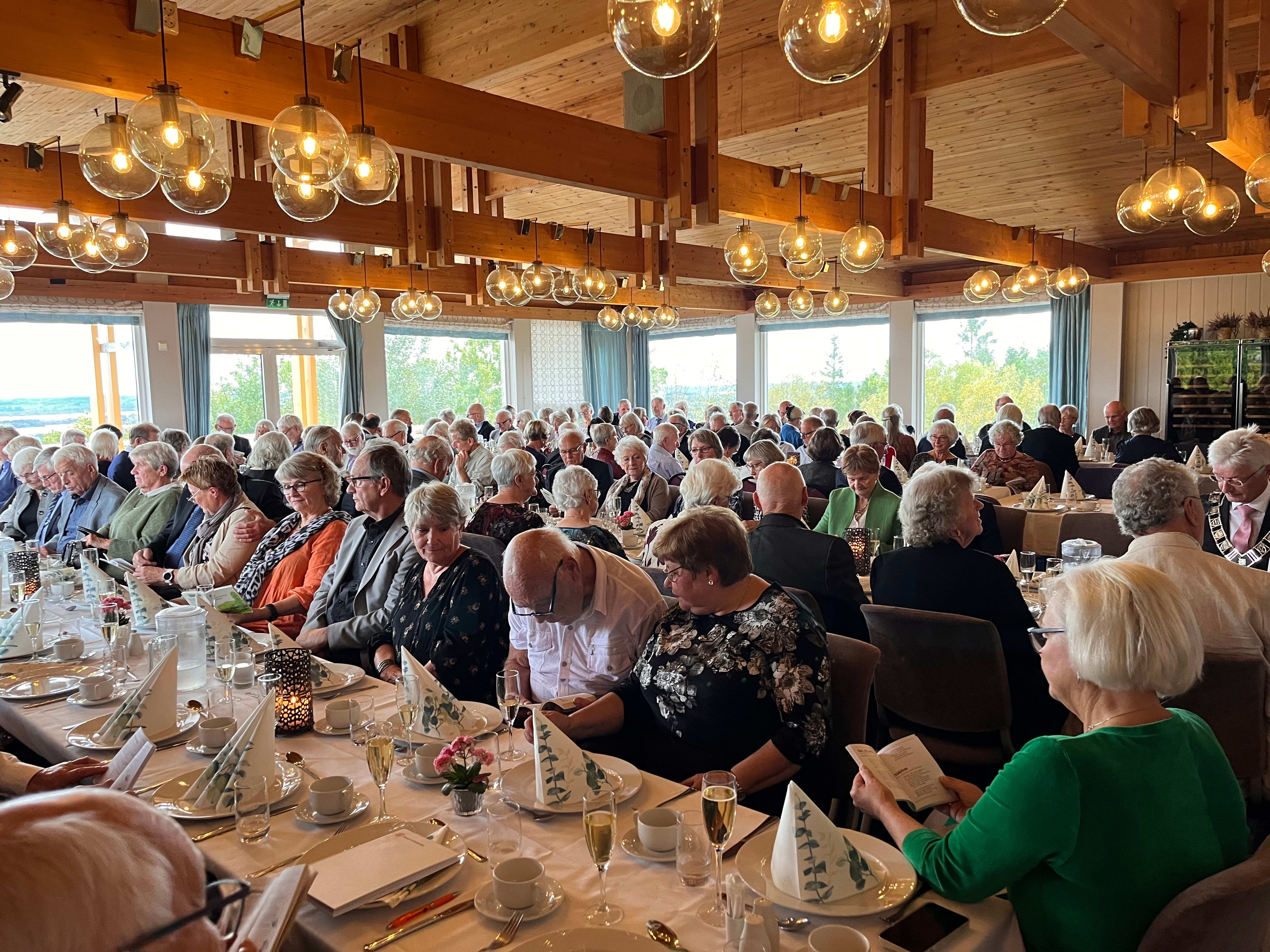 Fullt hus på eldredag og nynorskdag på Lindås - strilen.no