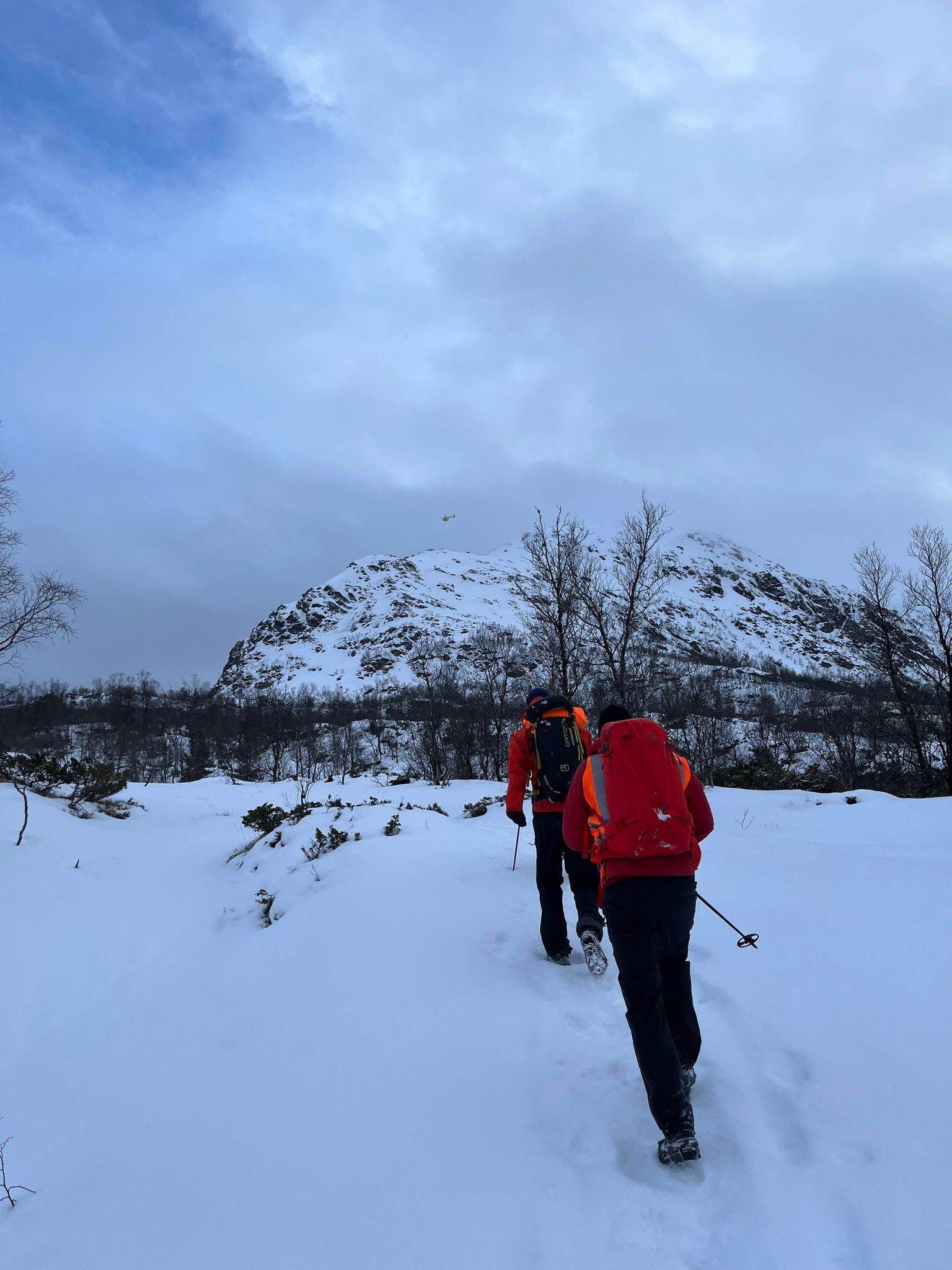 To personer satt fast på fjellhylle. Helikopter bistod hjelpepersonell ...