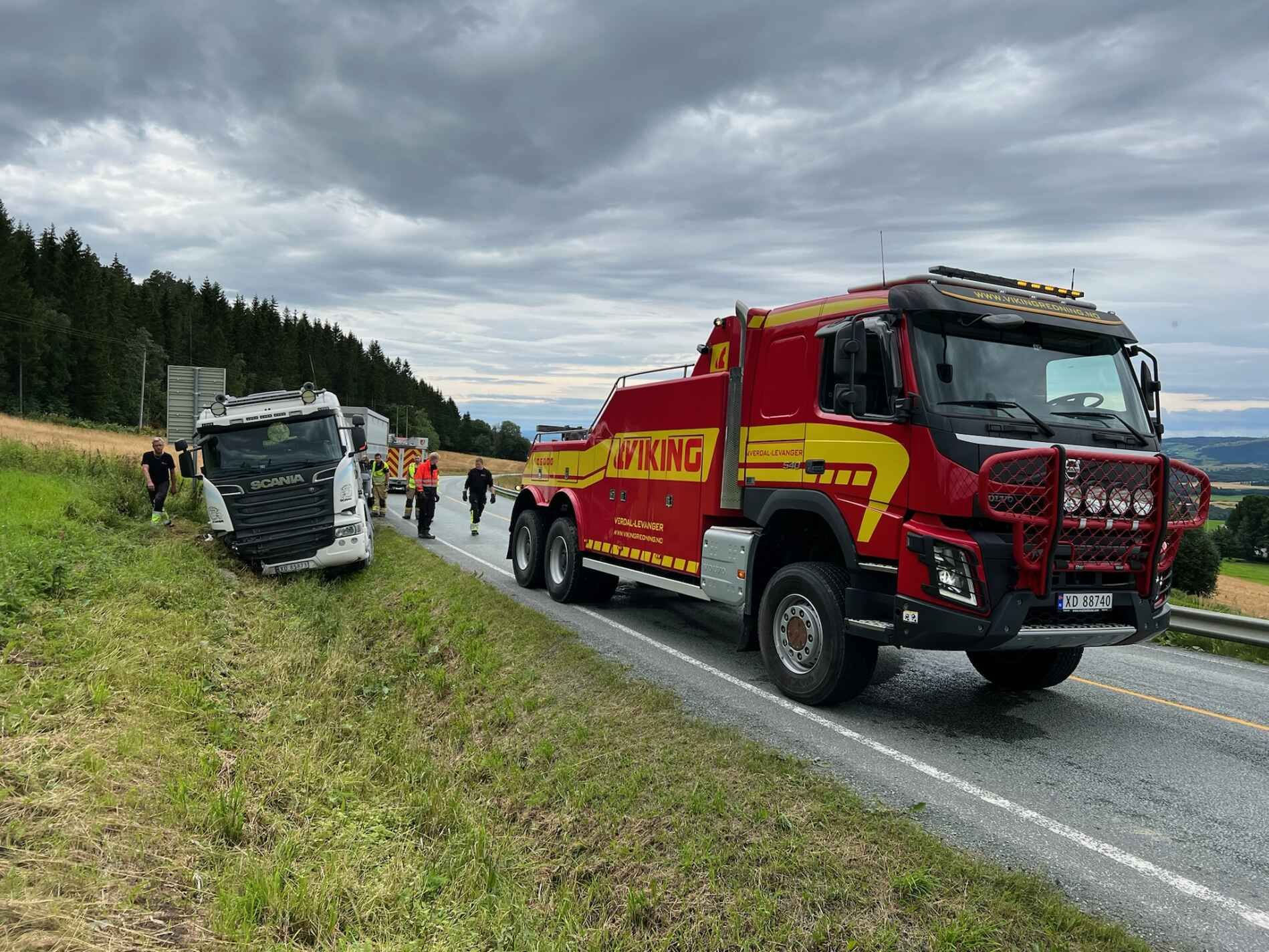 Stor lastebil havnet utfor vegen - innherred.no