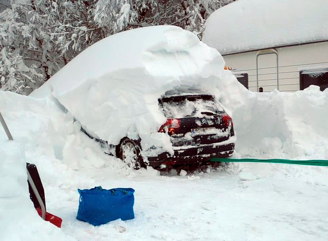 Sett en halv million ganger: Bruker rå kraft for å få ut bilen - gat.no