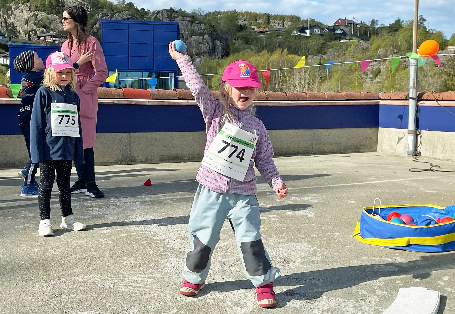 Her lærer Elvira (5) å kaste kule som en profesjonell friidrettsutøver ...