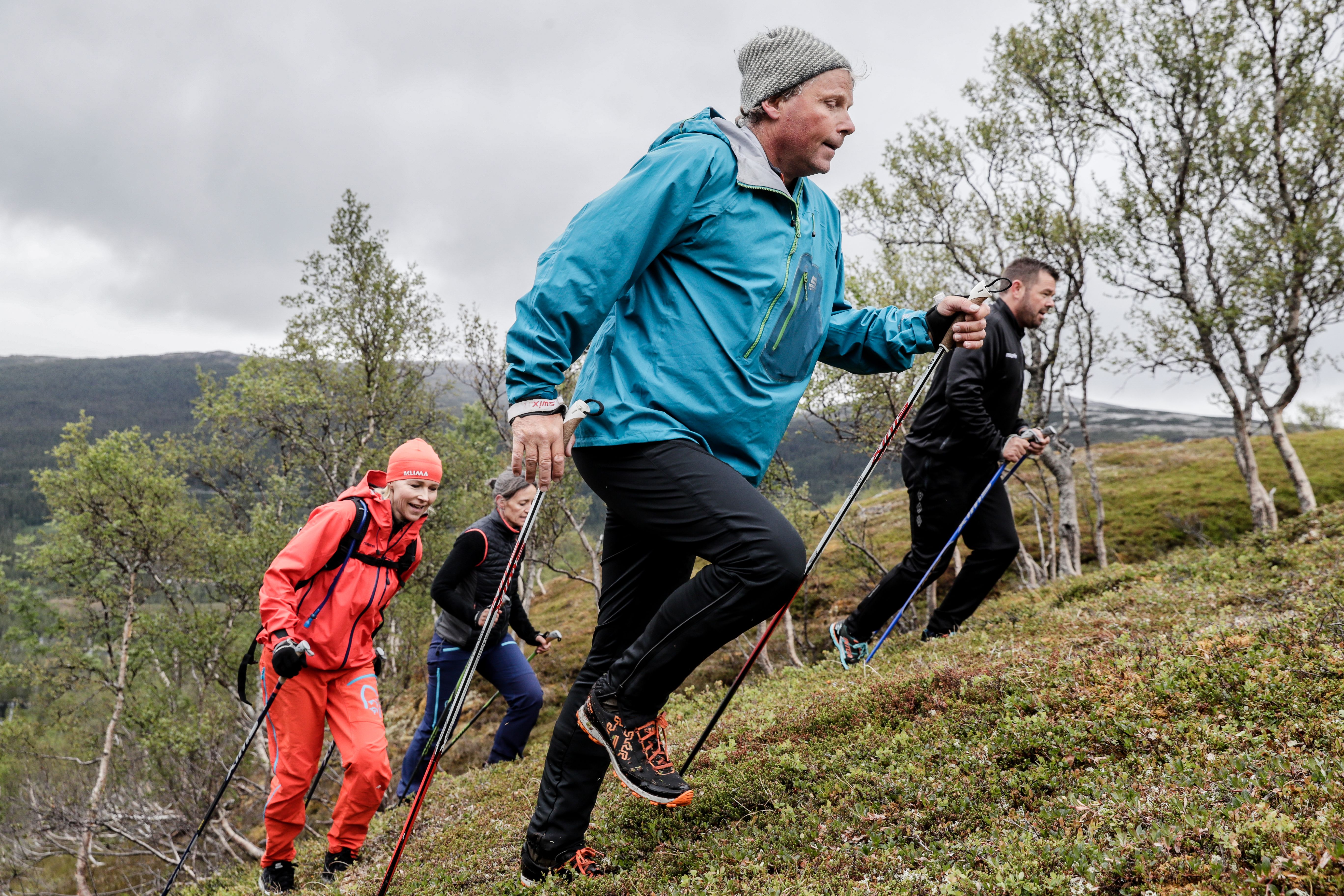 Synes du det ser rart ut å gå med staver på tur? Her er flere grunner ...