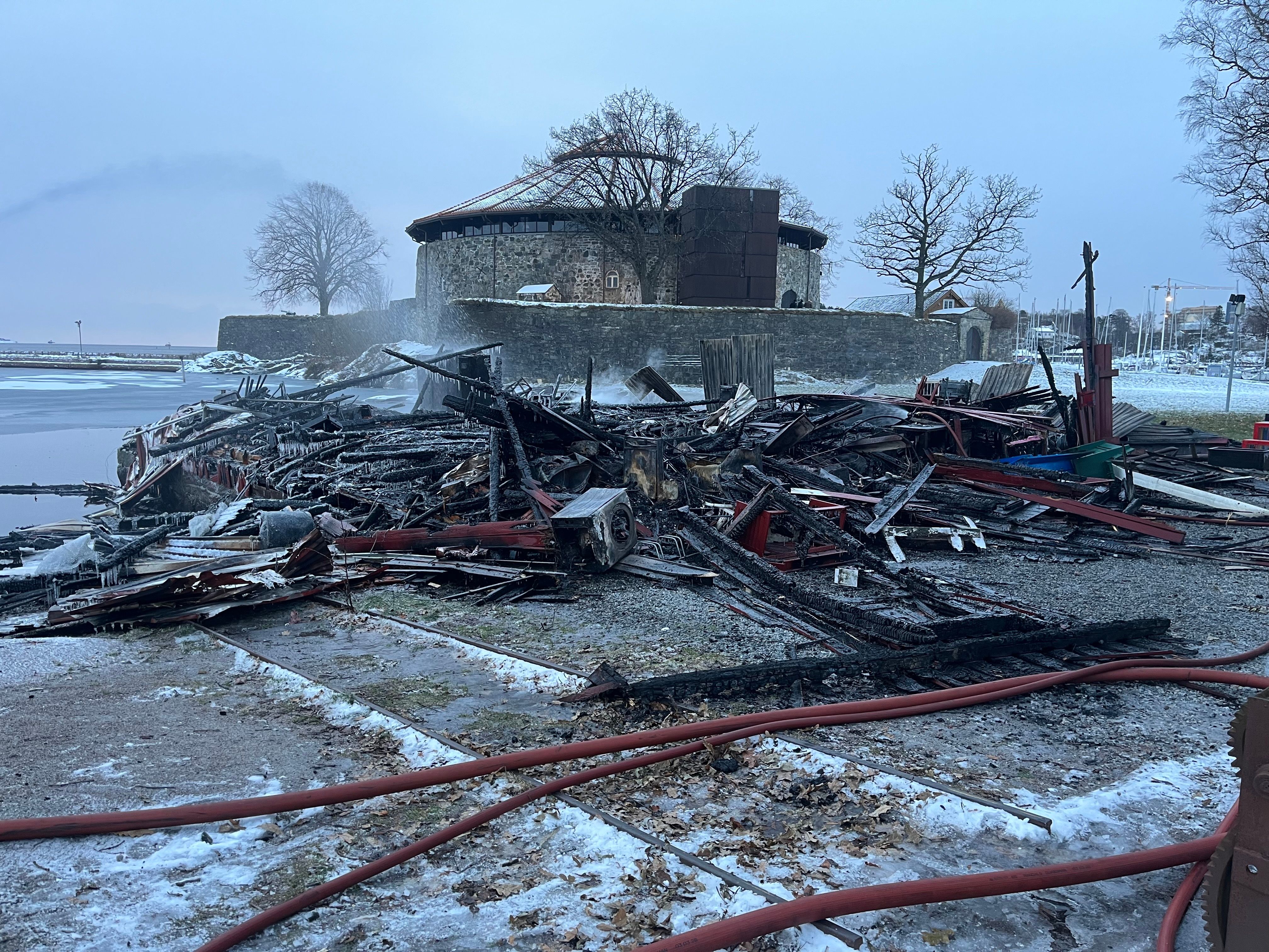 Alt slukt av flammene: – Stort engasjement for å hjelpe oss videre - fvn.no