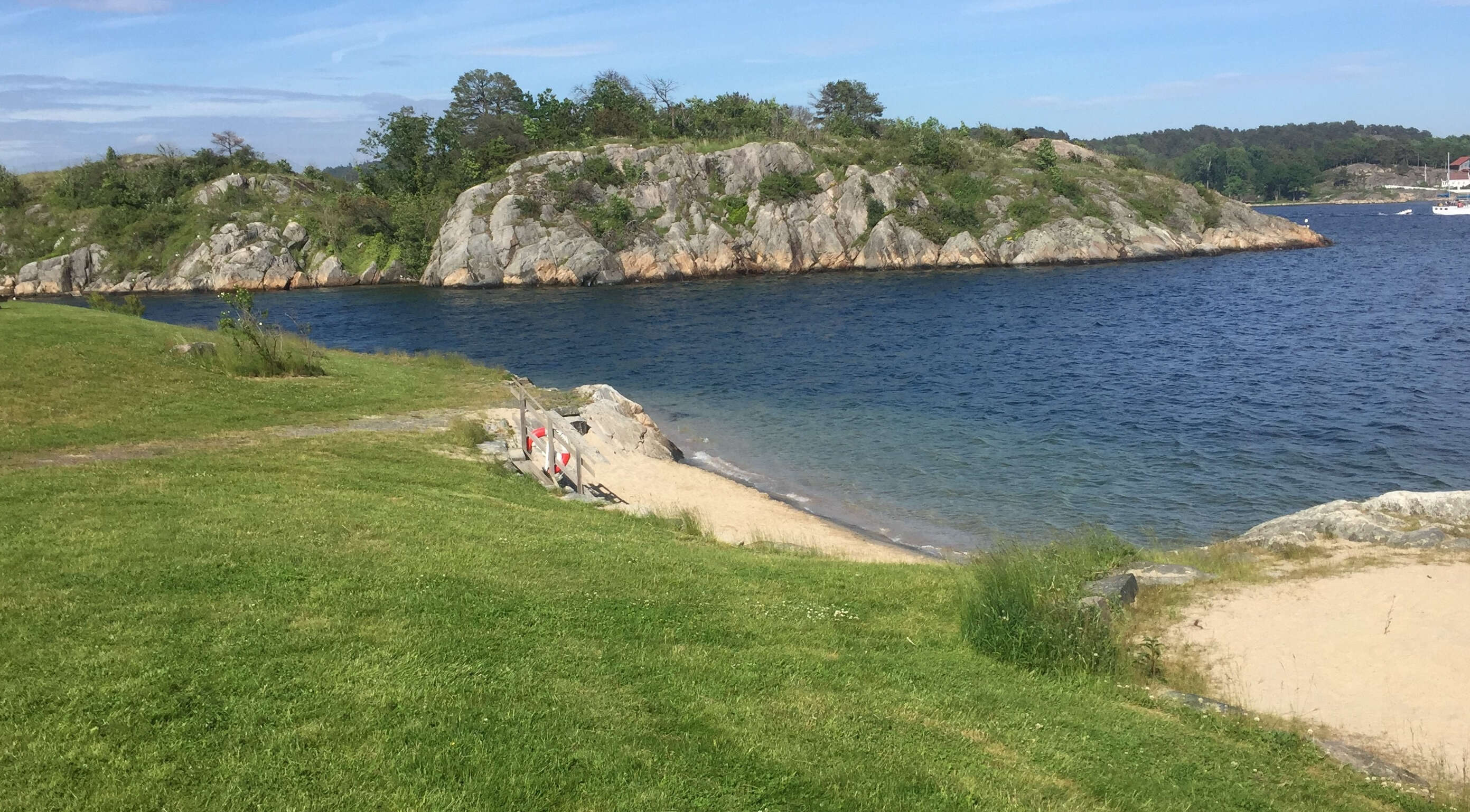 Det kommer ikke søppeldunker som de har lovet ute på Bystranda likevel ...