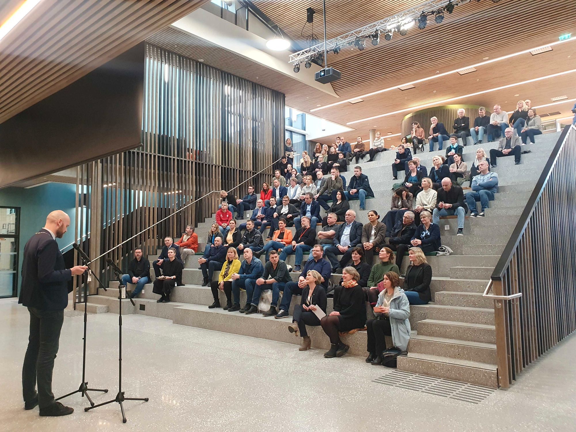 130 inviterte gjester på offisiell skule­opning