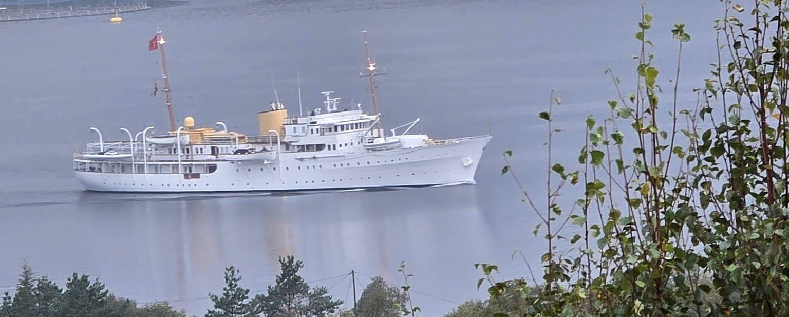 Kongeskipet sigla gjennom Radfjorden - strilen.no