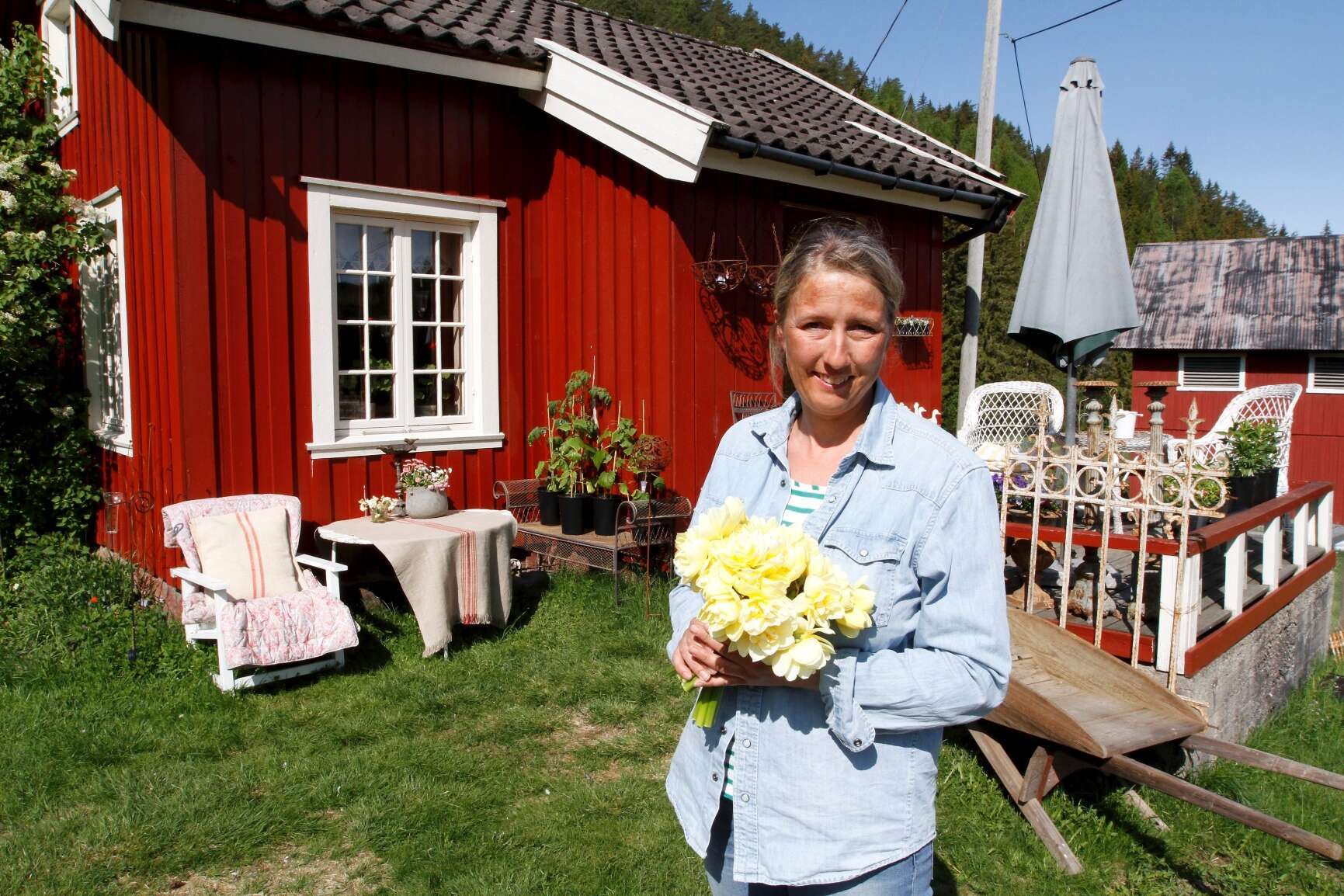 Inger Berit (46) satser på økologiske blomster på gården - varden.no