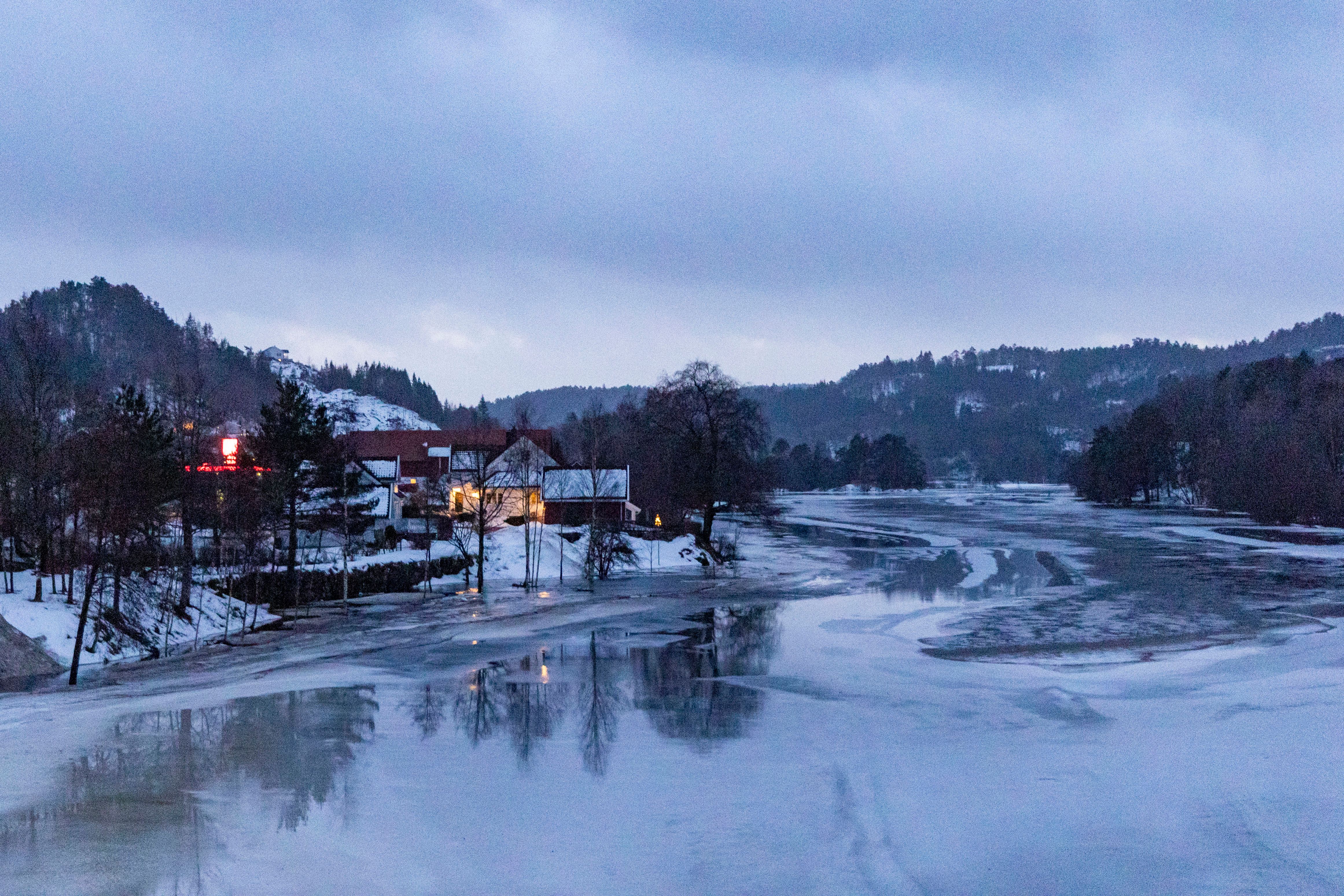 Hengebru i Lyngdal kan gi etter for isen - fvn.no