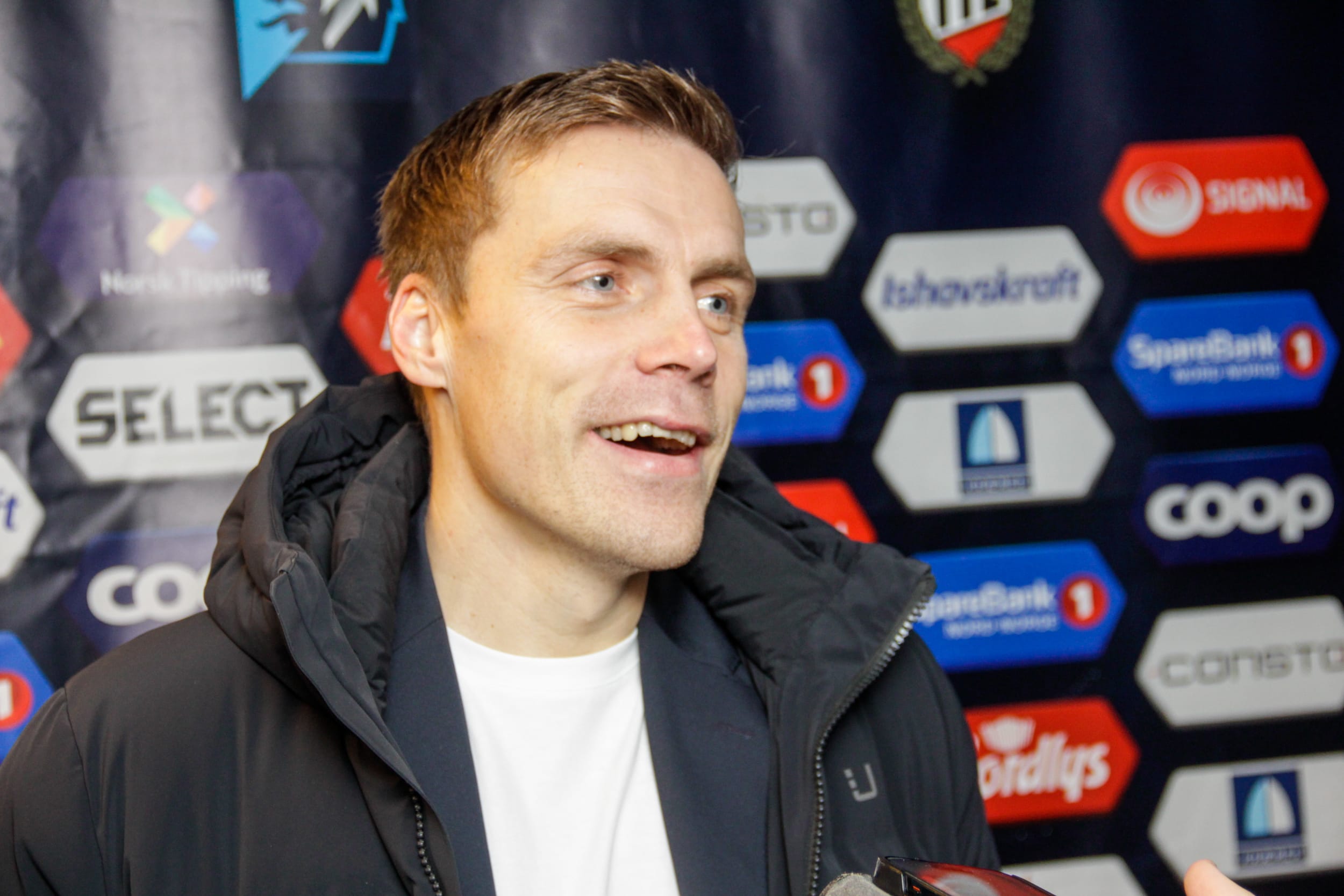 På tribunen fikk mange hjertet i halsen da de så hva som skjedde med ...