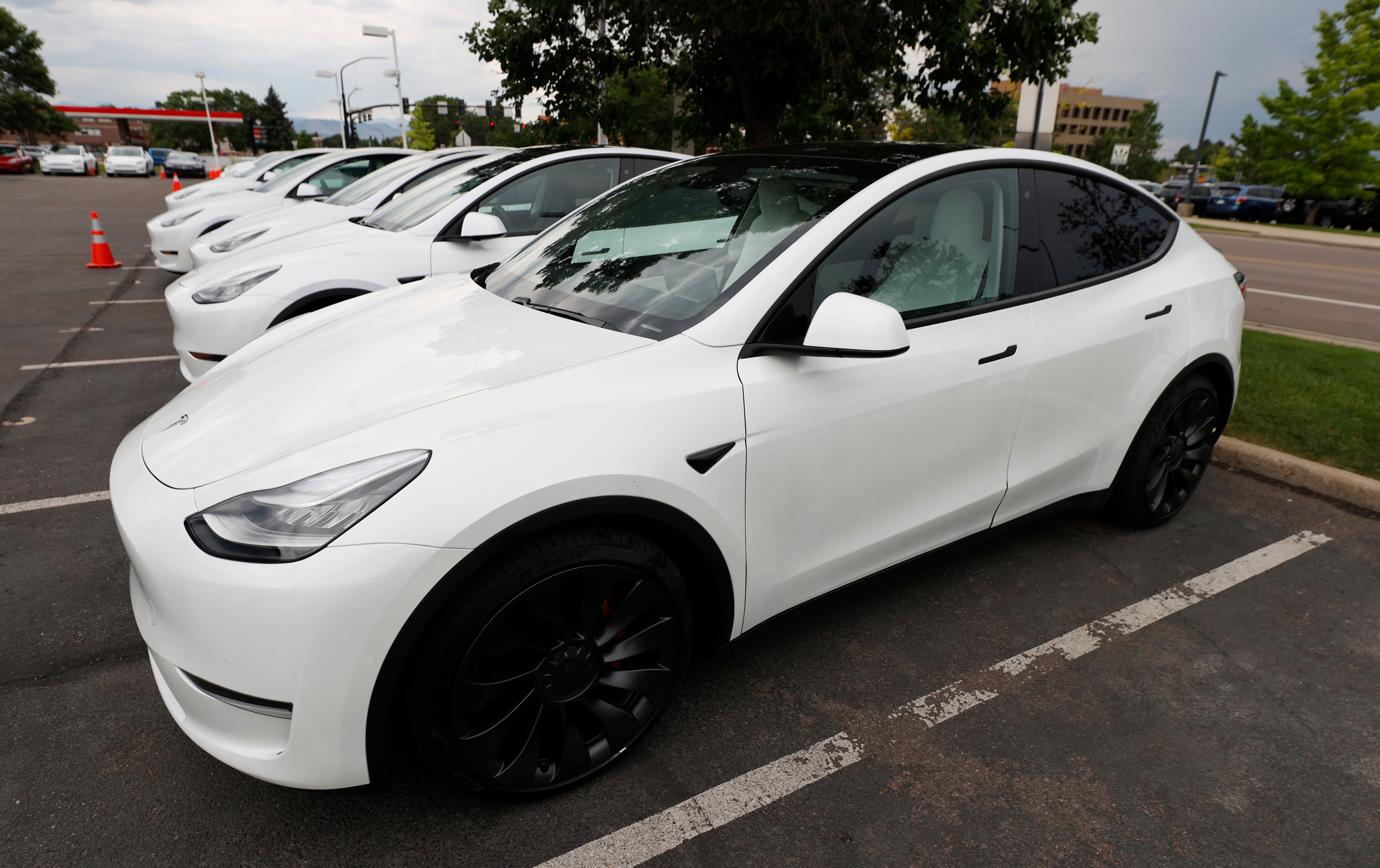 Tesla-salget stuper i Danmark og Frankrike - adressa.no