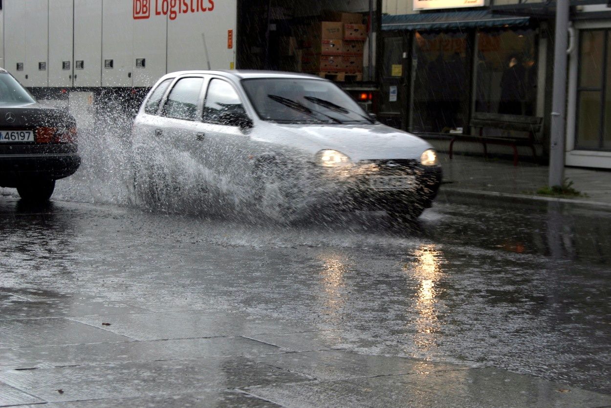Sender ut to gule farevarsel for både regn og kuling