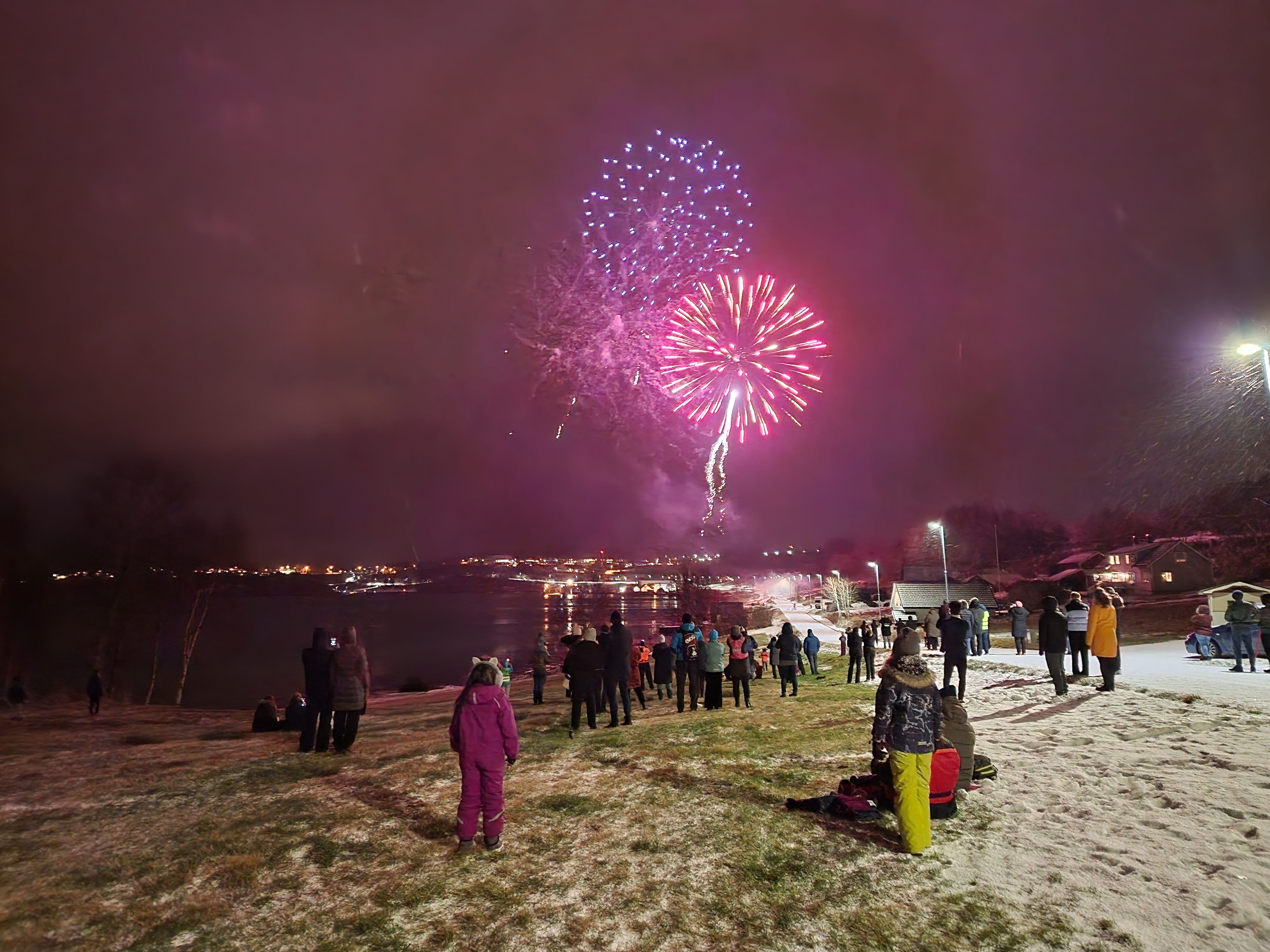 Futt, fart og fargar på det aller første fellesfyrverkeriet på Gossen ...