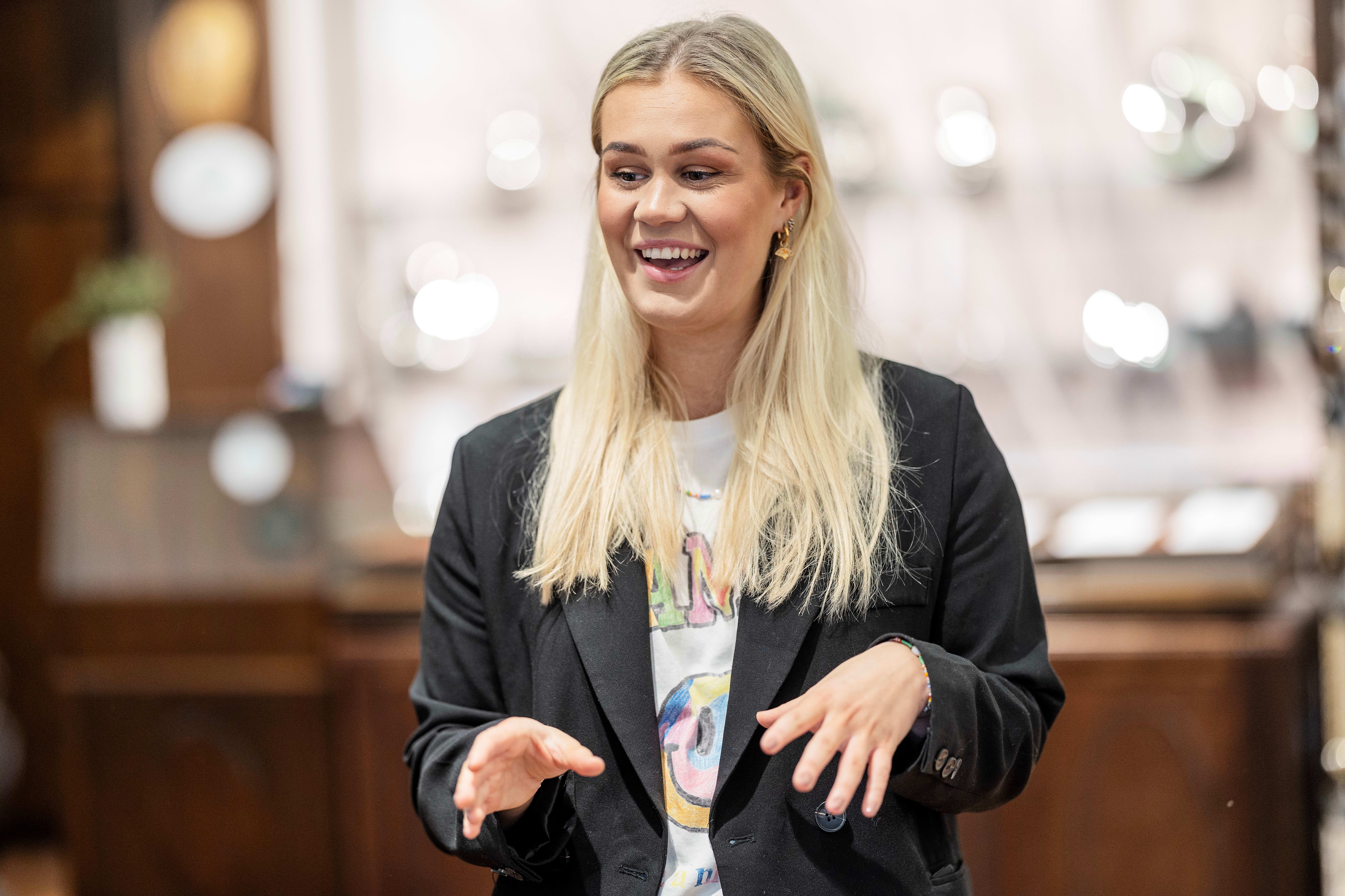 Student Emma Katrine (22) tjente over 200.000 på å perle smykker og ...