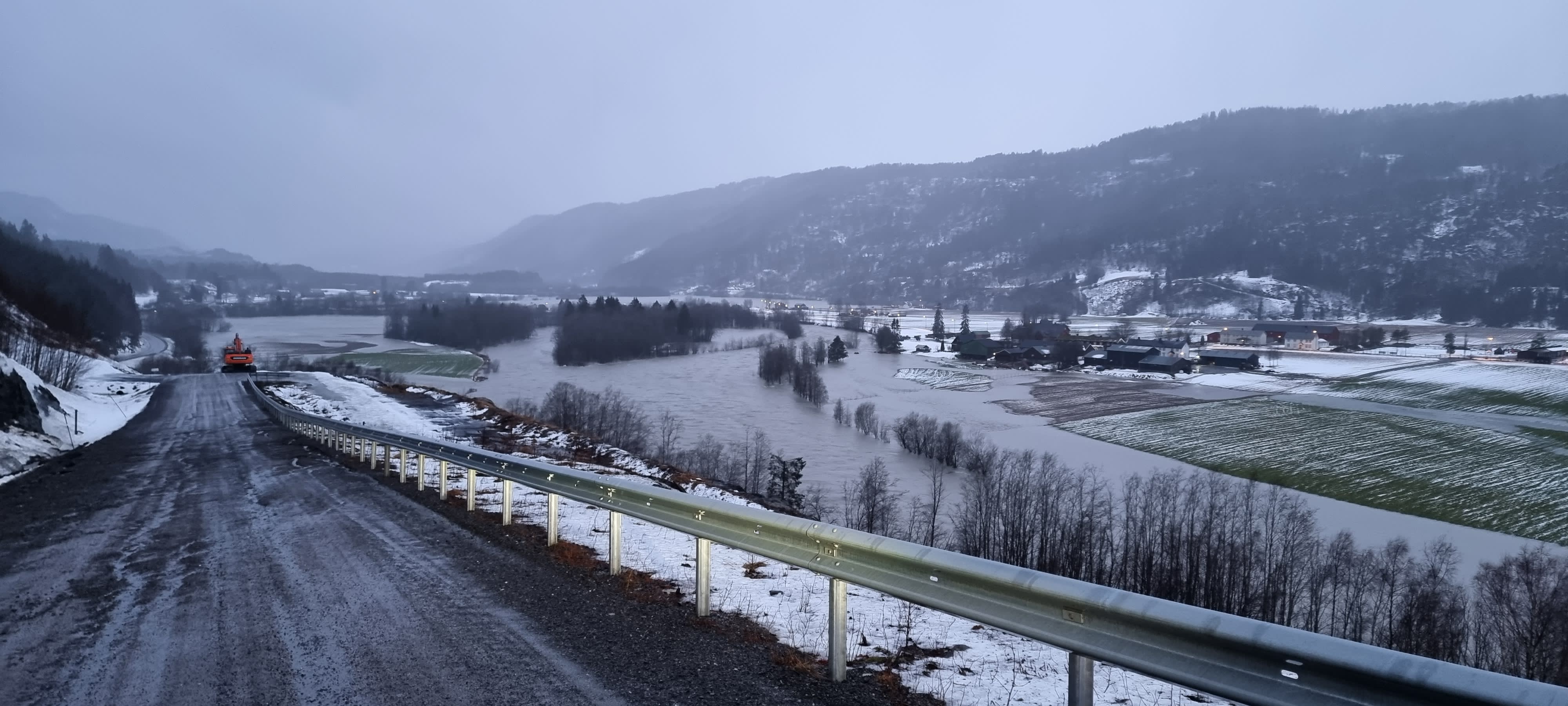Aldri har NVE målt høyere vassføring i Surna - og elva stiger fortsatt ...