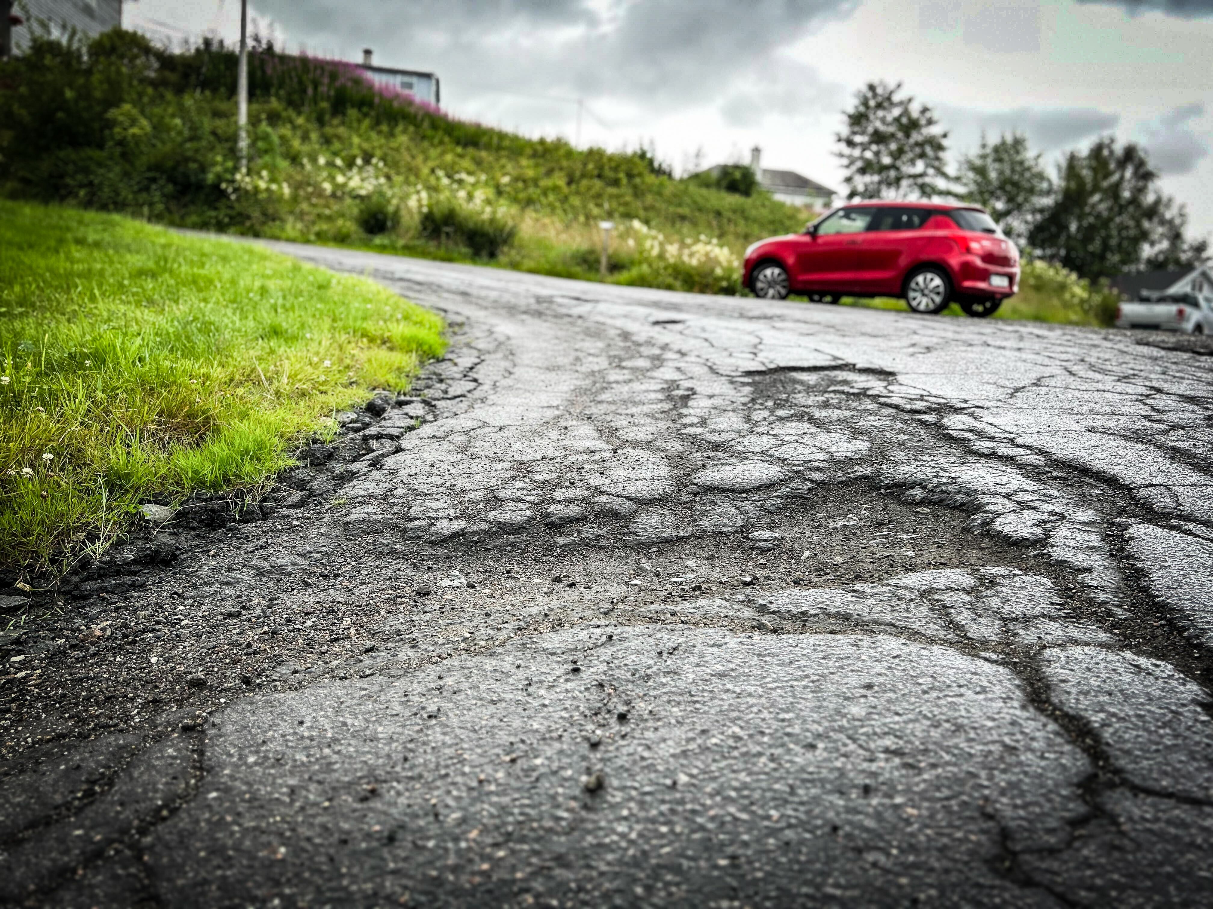 Folk og fe på «Rest’å» fortener ein farbar veg som kan brukast trygt ...