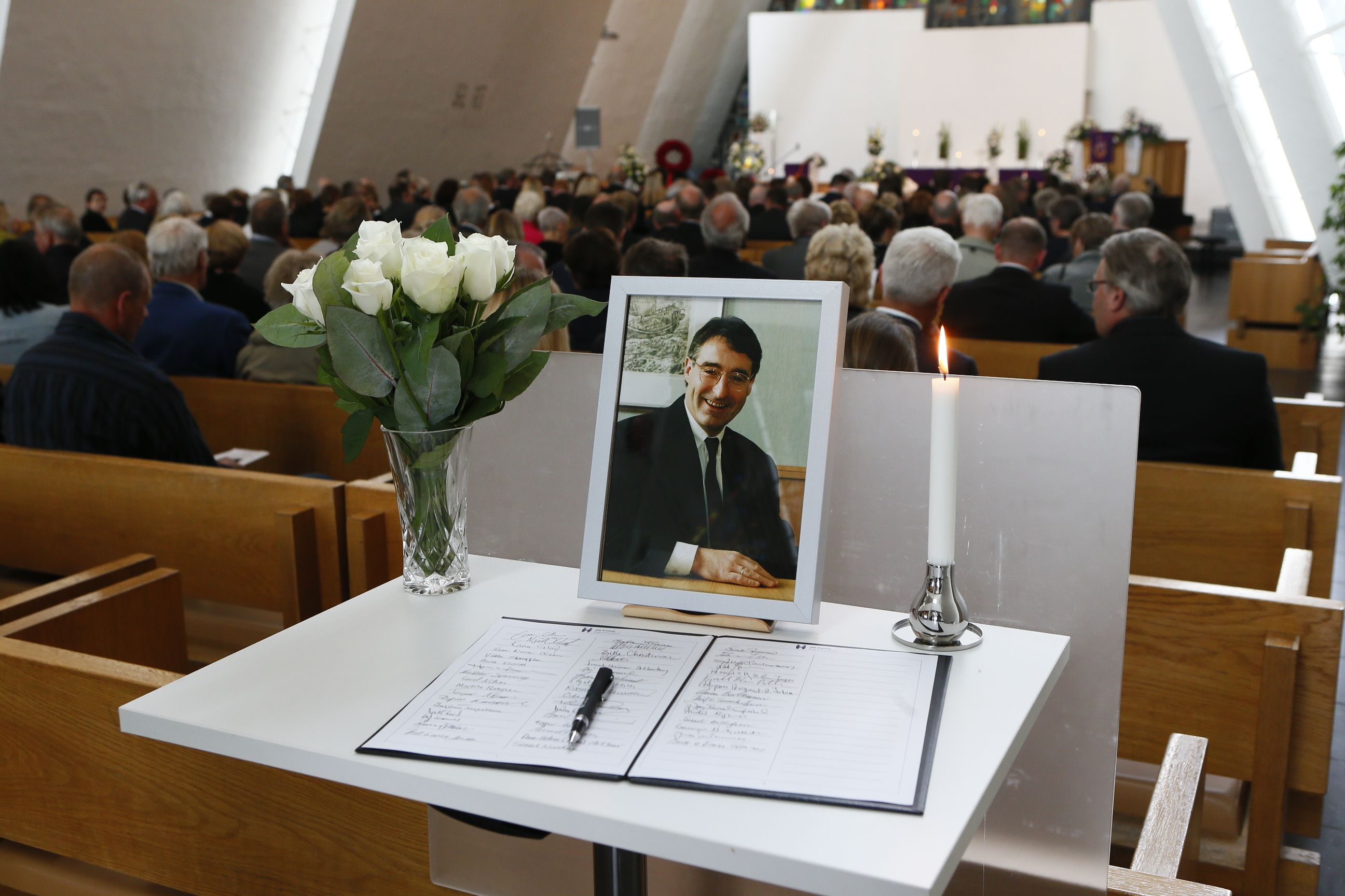 Jan Henry T. Olsen ble bisatt i dag - itromso.no