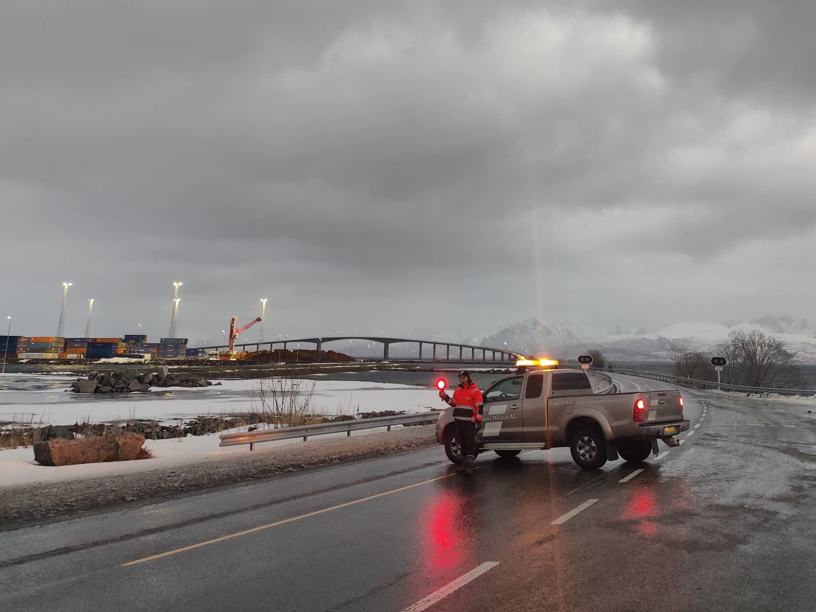 Hadselbrua stengt på grunn av høy sjø - vaganavisa.no
