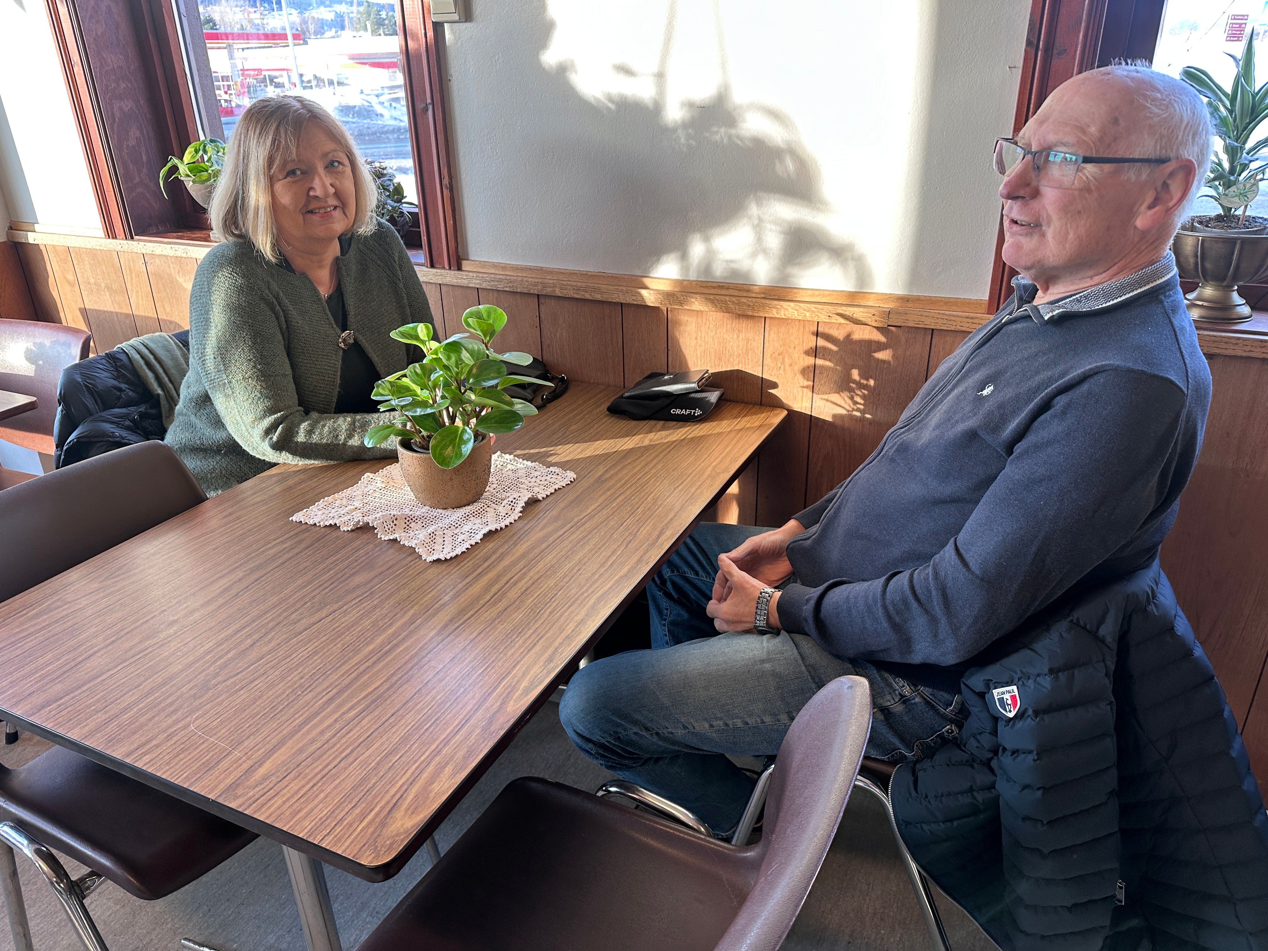 Tilbake Klæt café for første gang på over 60 år – nå med mannen hun ...