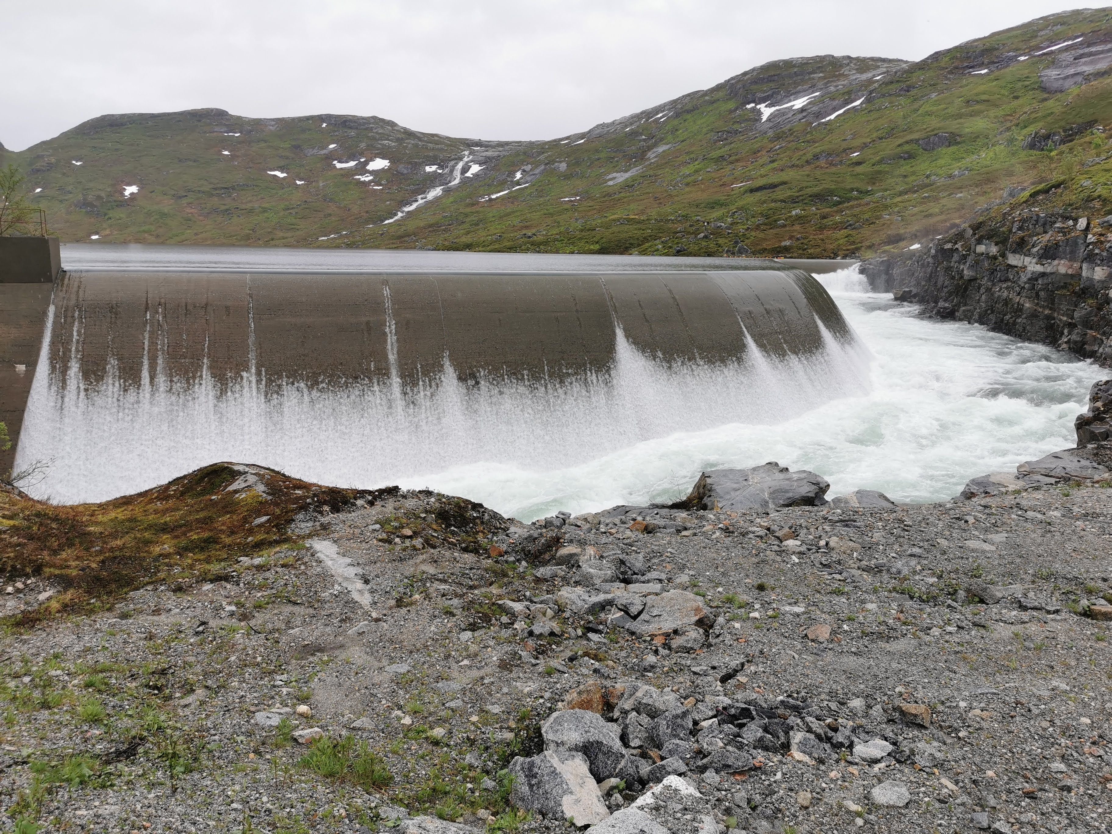 Her renner det over i maga­sinet til Kolsvik kraft­verk - banett.no