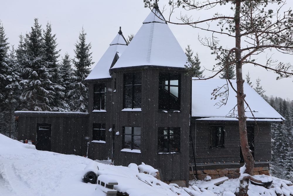 Satser på hytteturisme: Bygger eventyrslott midt i skogen - l-a.no Satser på hytteturisme: Bygger eventyrslott midt i skogen - l-a.no