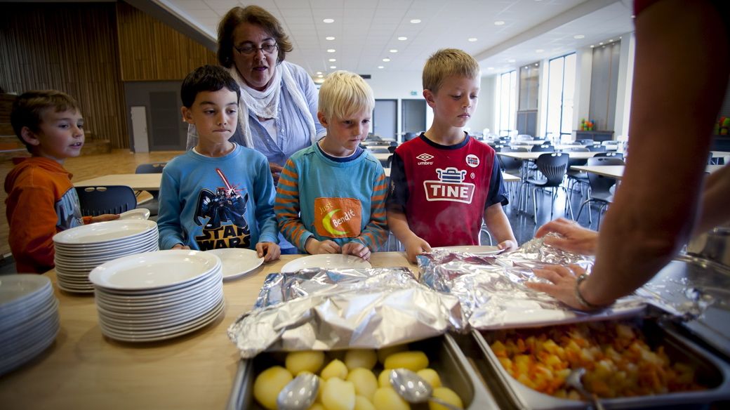 Får varm mat på skolen - smp.no