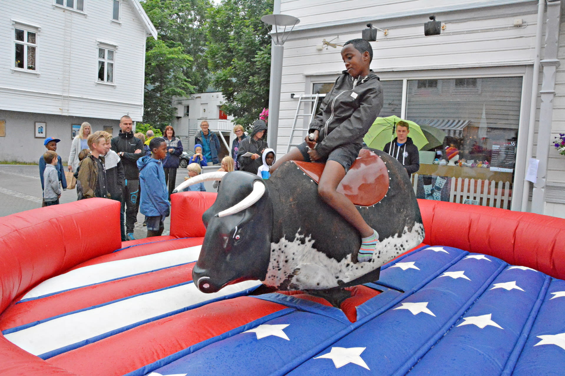 Full rodeo midt i gata - fjt.no