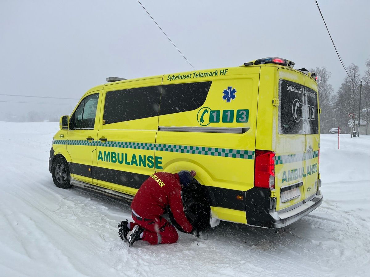 Her må de sette kjetting på ambulansen - varden.no