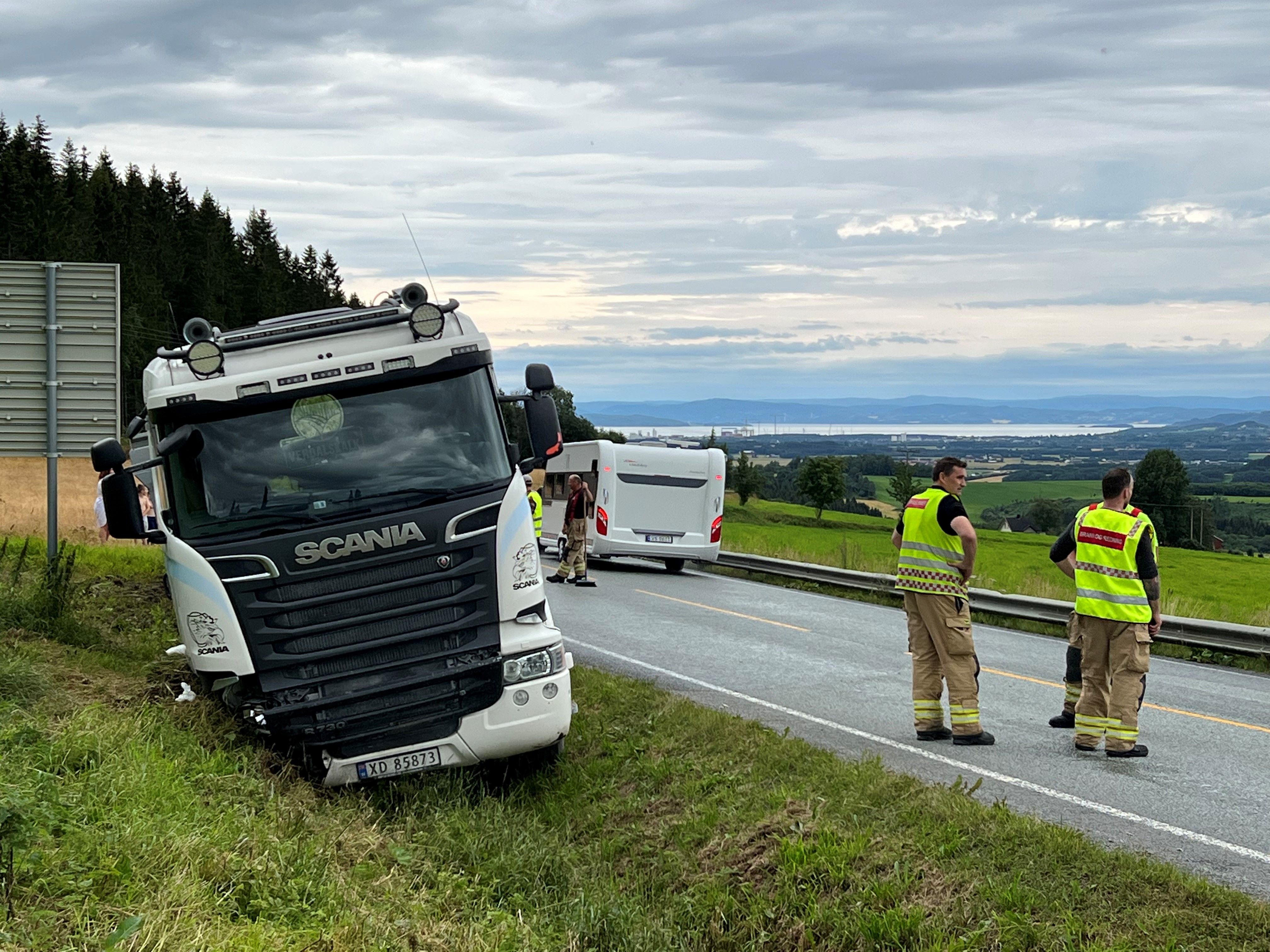 Stor lastebil havnet utfor vegen - innherred.no