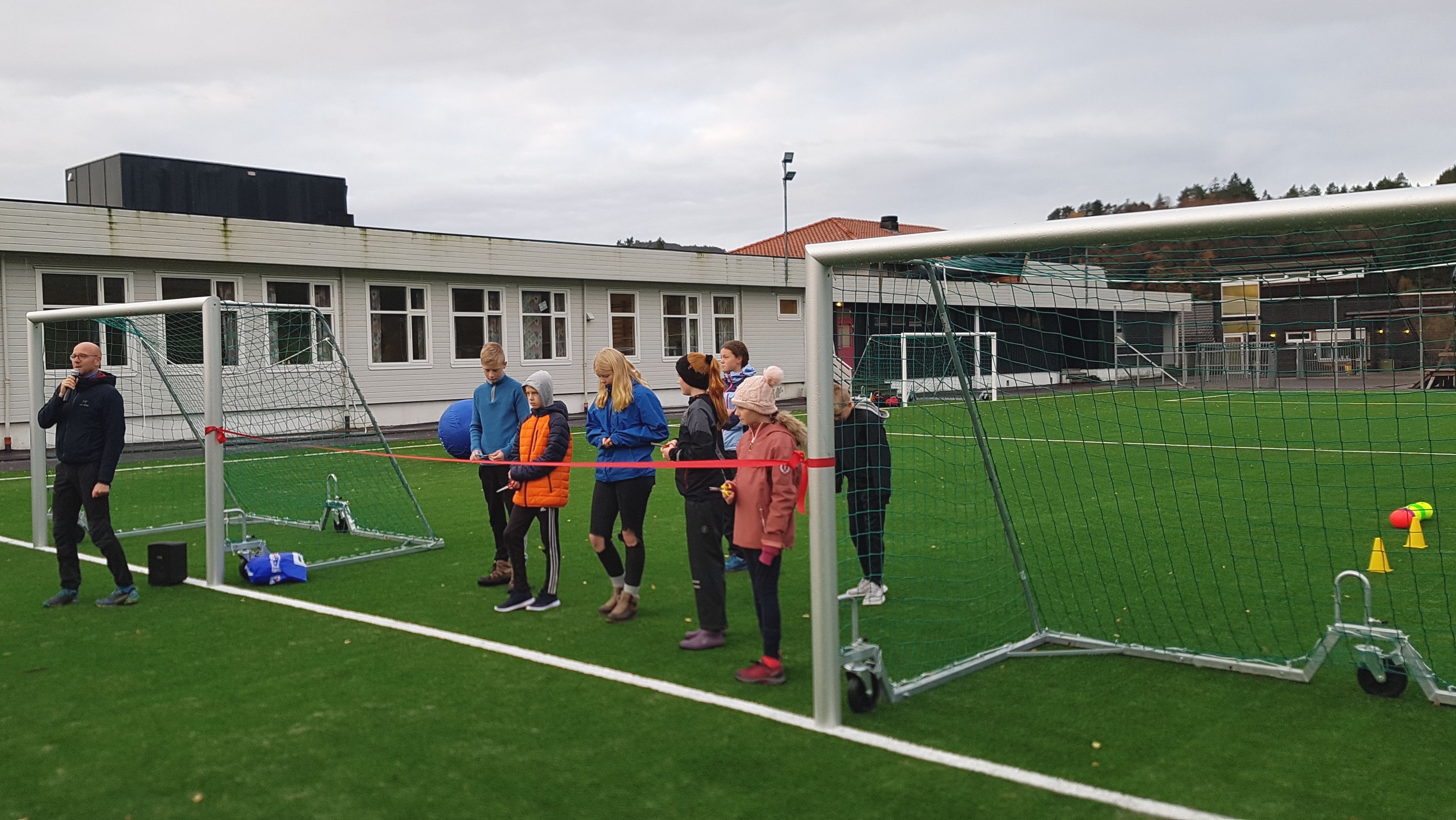 Eivindvik skule har fått kunstgrasbane - porten.no